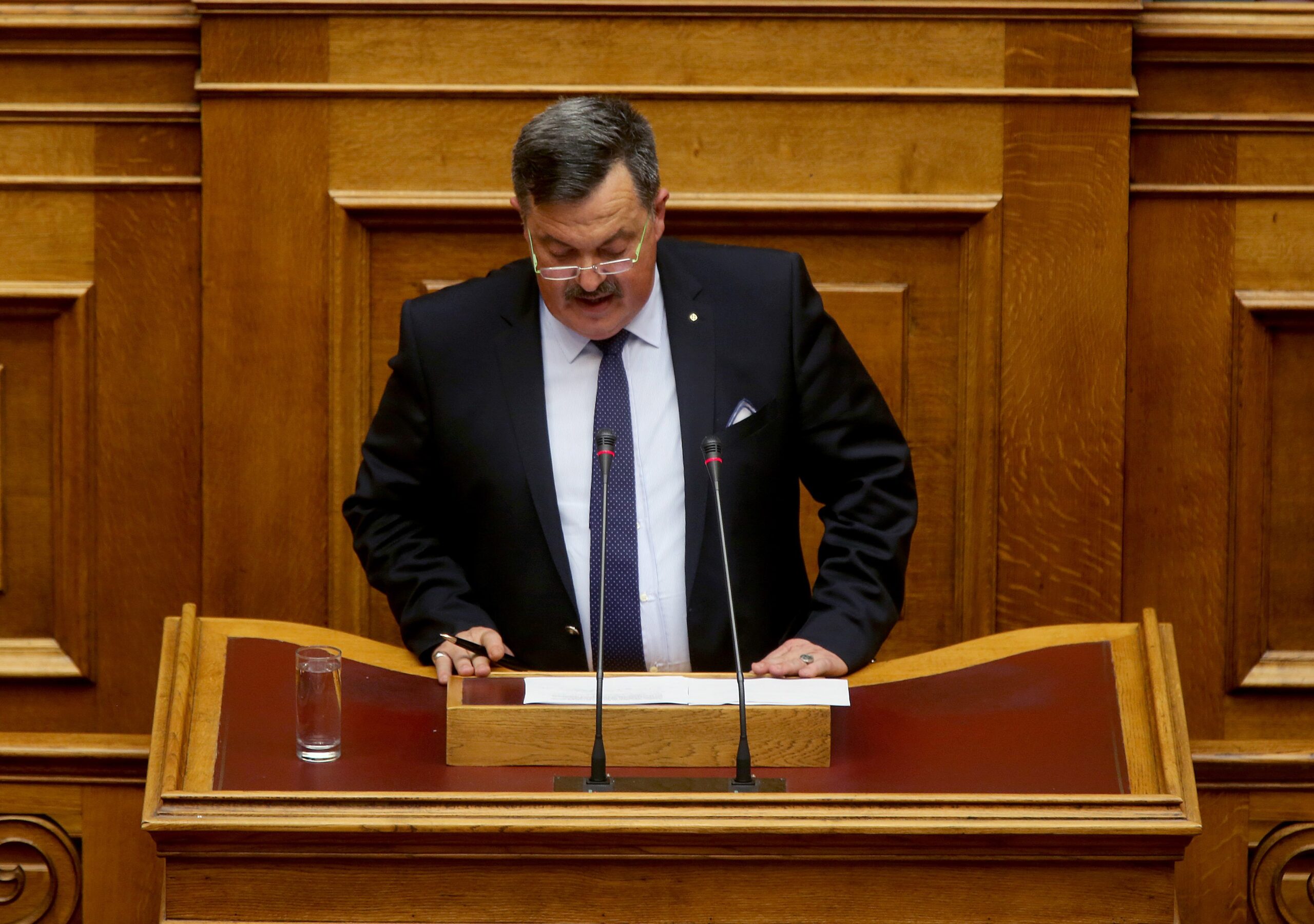 Επεισόδιο στη Βουλή με τον Χρήστο Παππά της Χρυσής Αυγής