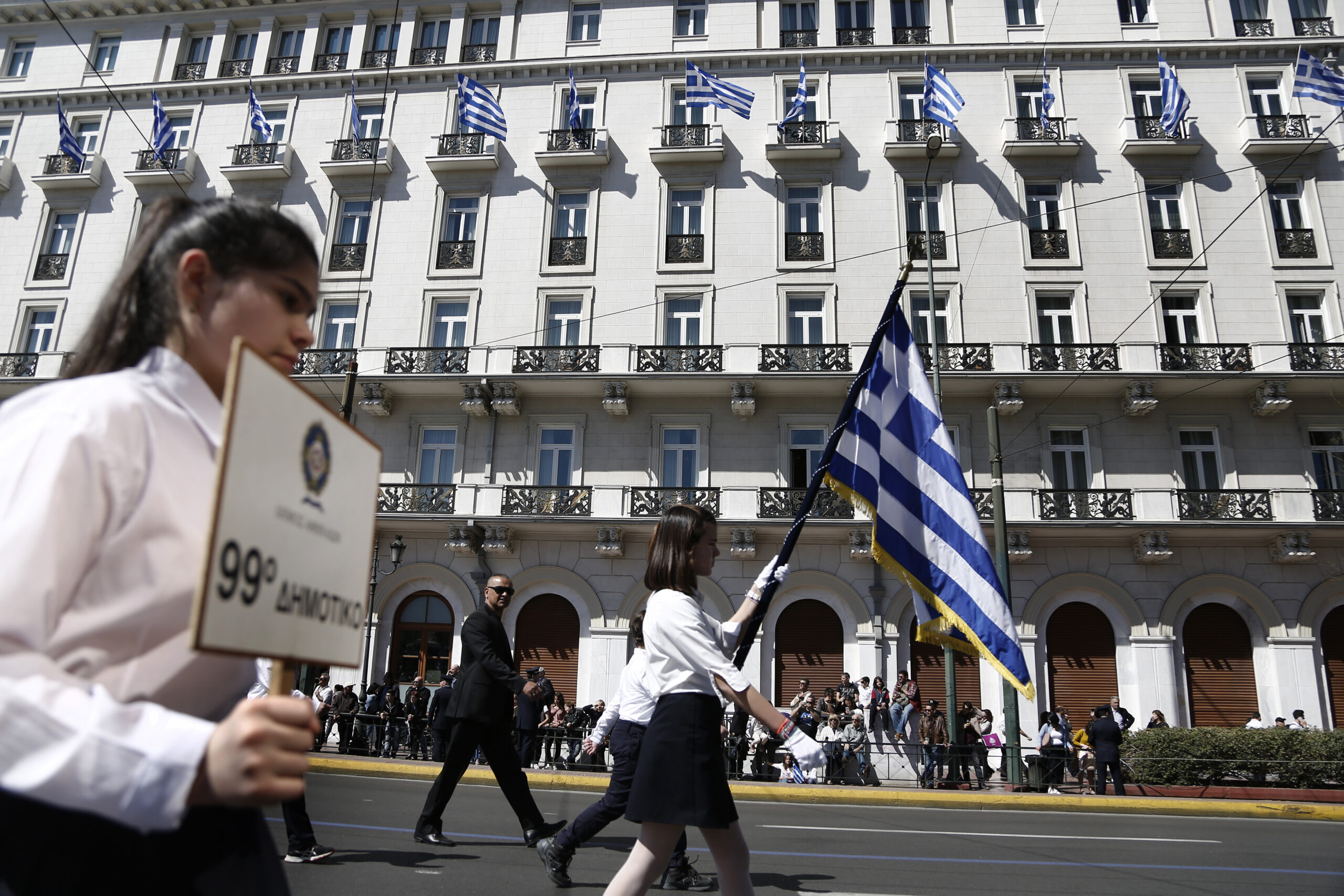 Καρέ καρέ η μαθητική παρέλαση στο κέντρο της Αθήνας για την 25η Μαρτίου