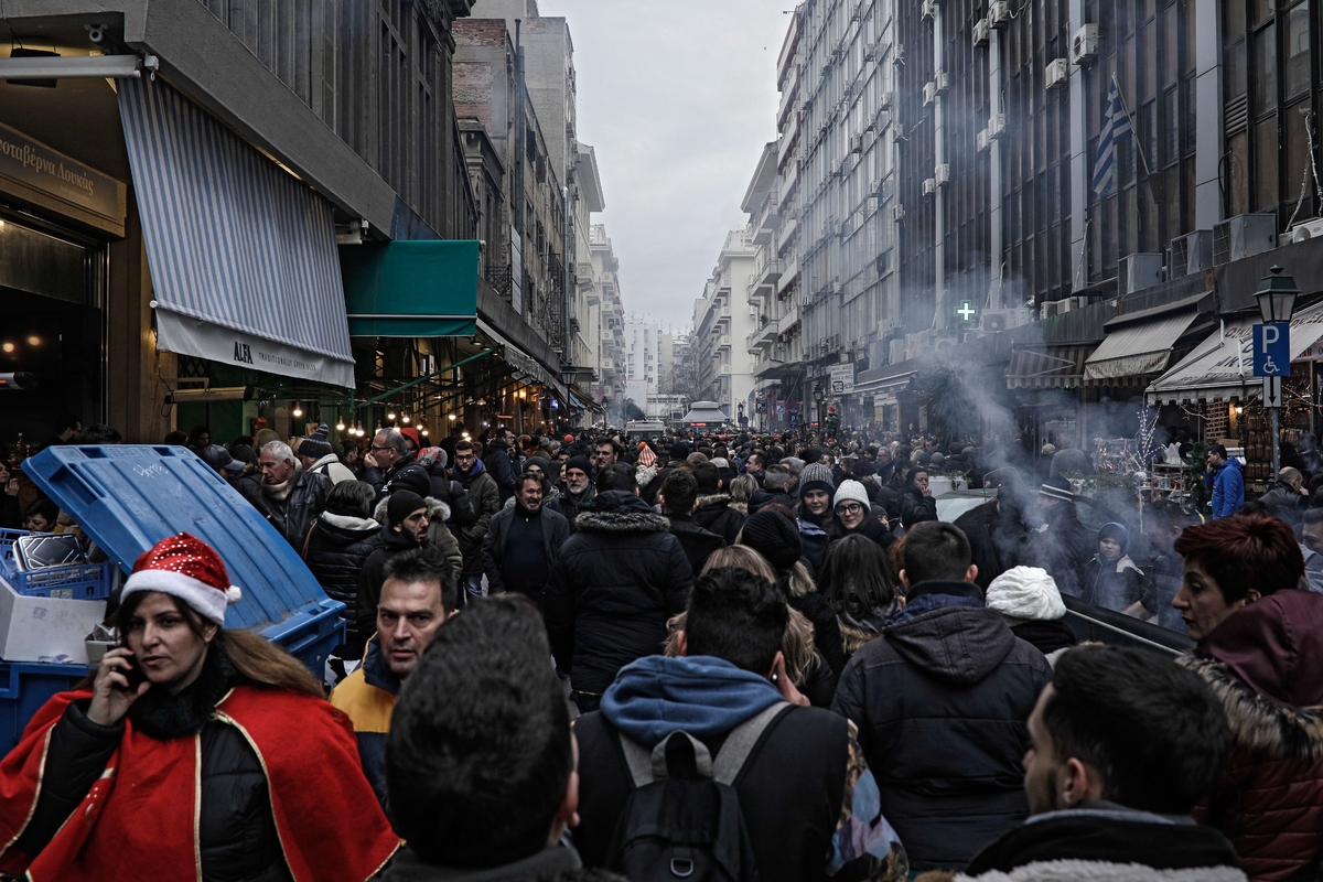 Συνεχίζεται το εορταστικό ωράριο: Δείτε πώς θα λειτουργήσουν τα μαγαζιά ...
