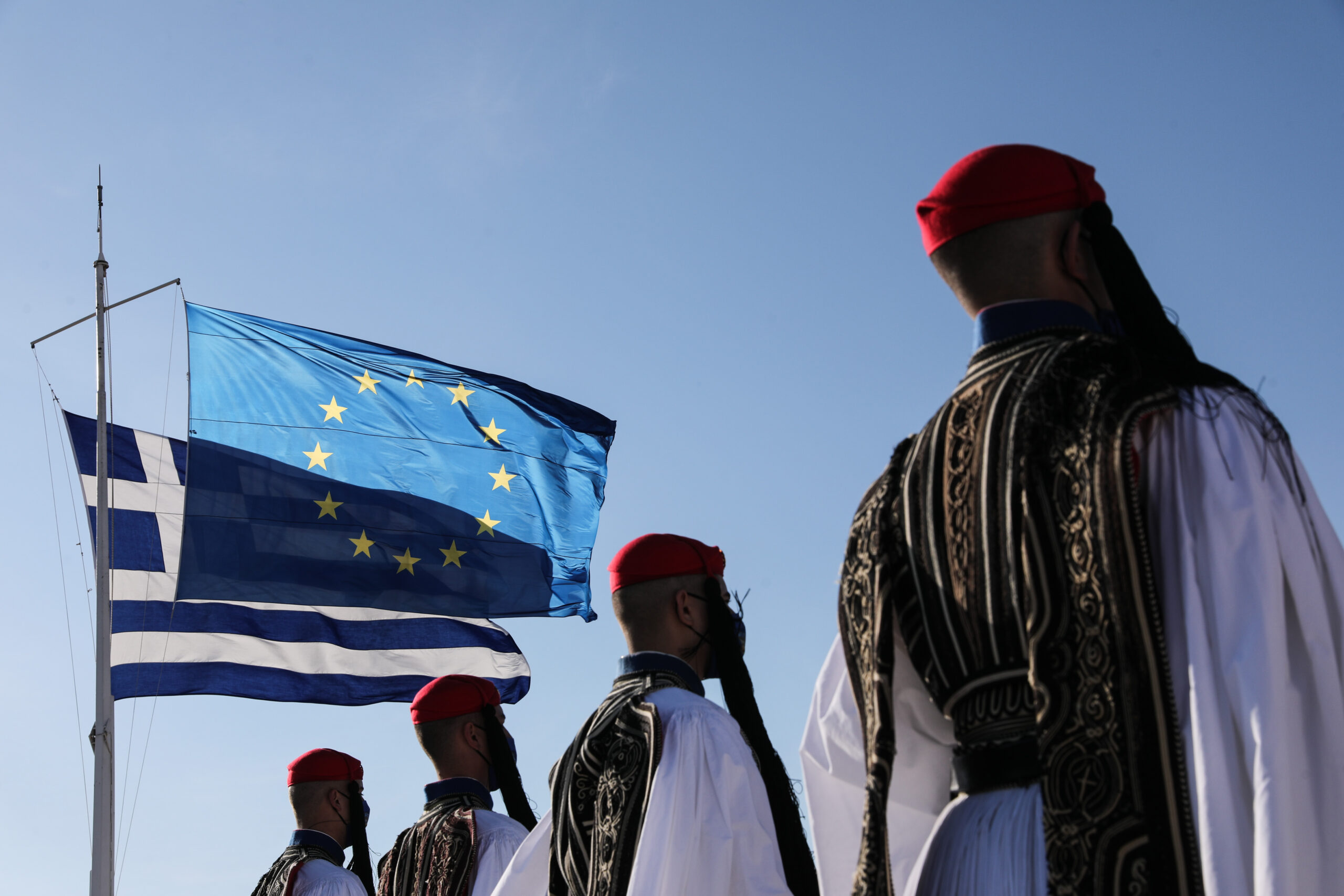 Ημέρα της Ευρώπης: Υψώθηκαν στην Ακρόπολη οι σημαίες Ελλάδας και Ε.Ε ...