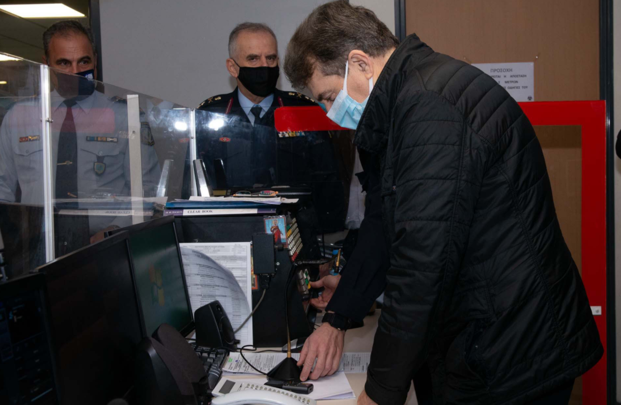 Στο Κέντρο Αμεσης Δράσης Χρυσοχοΐδης και αρχηγός της ΕΛΑΣ: «Είστε οι ...