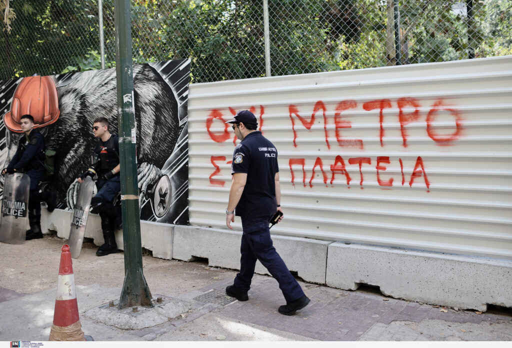 Ένταση στα Εξάρχεια: Απομακρύνθηκε από τη πλατεία το άγαλμα-φανοστάτης ...