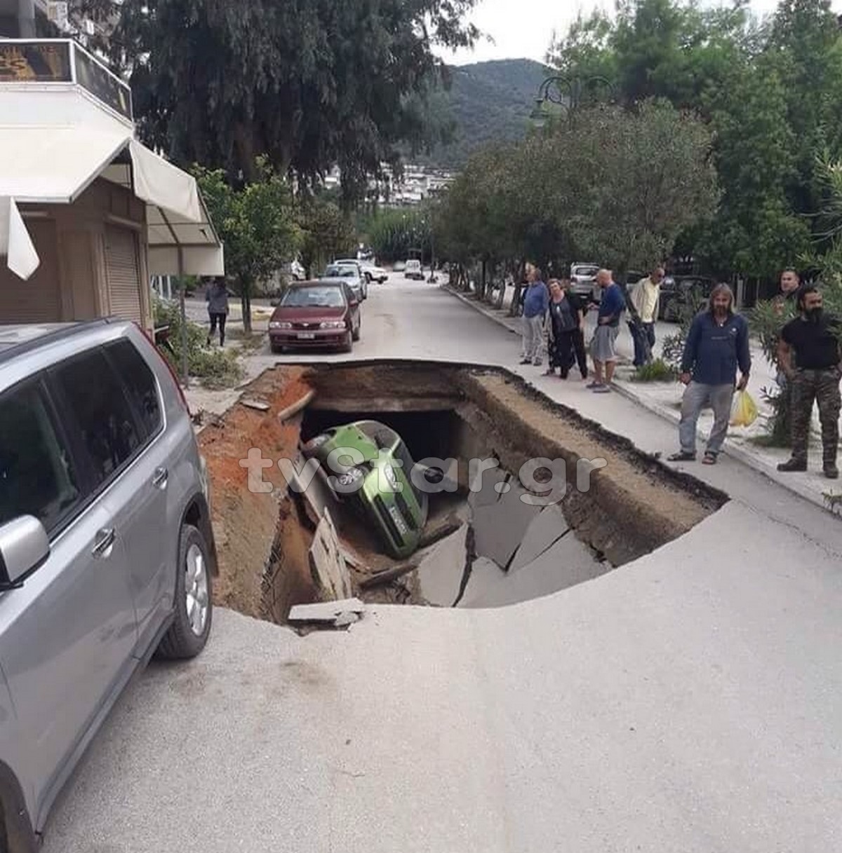 Αιδηψός: Άνοιξε η γη και κατάπιε αυτοκίνητο