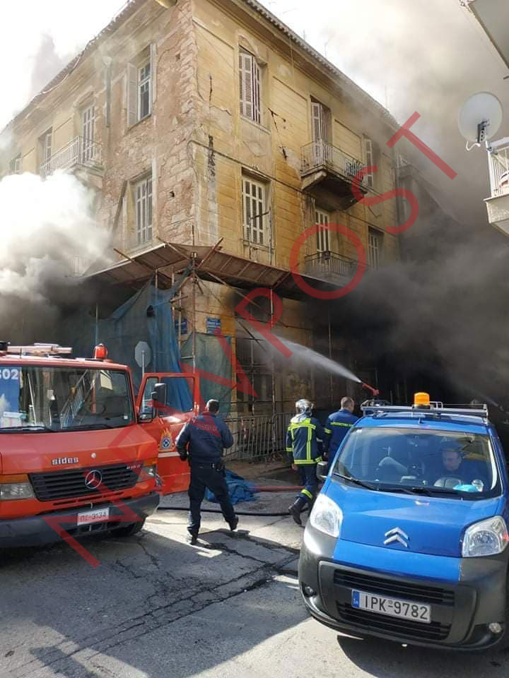 Φωτιά σε ακατοίκητο σπίτι στο κέντρο της Αθήνας (εικόνες)