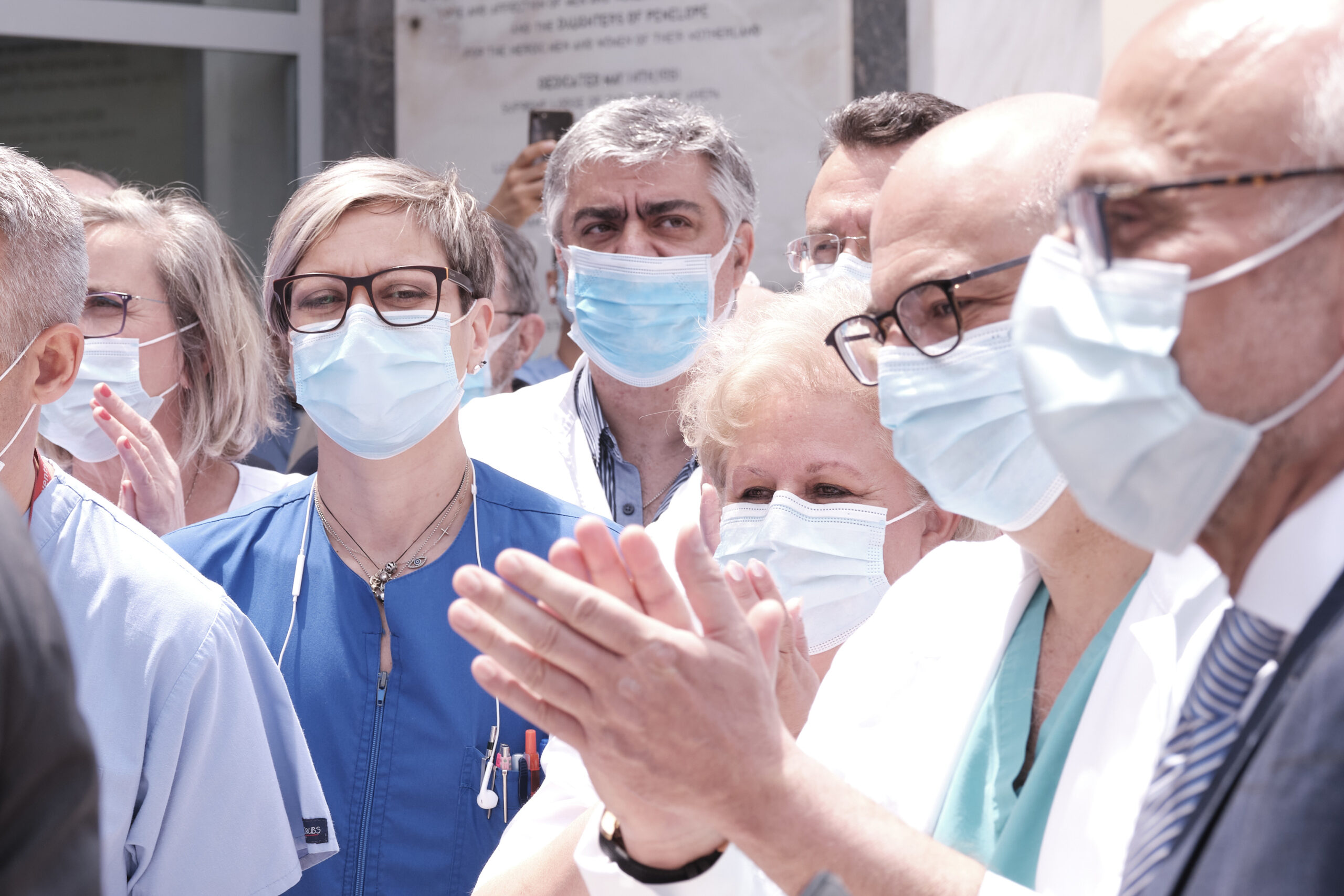 Κορωνοϊός: Συγκινητική χείρα βοηθείας από εθελοντές σε γιατρούς και ...