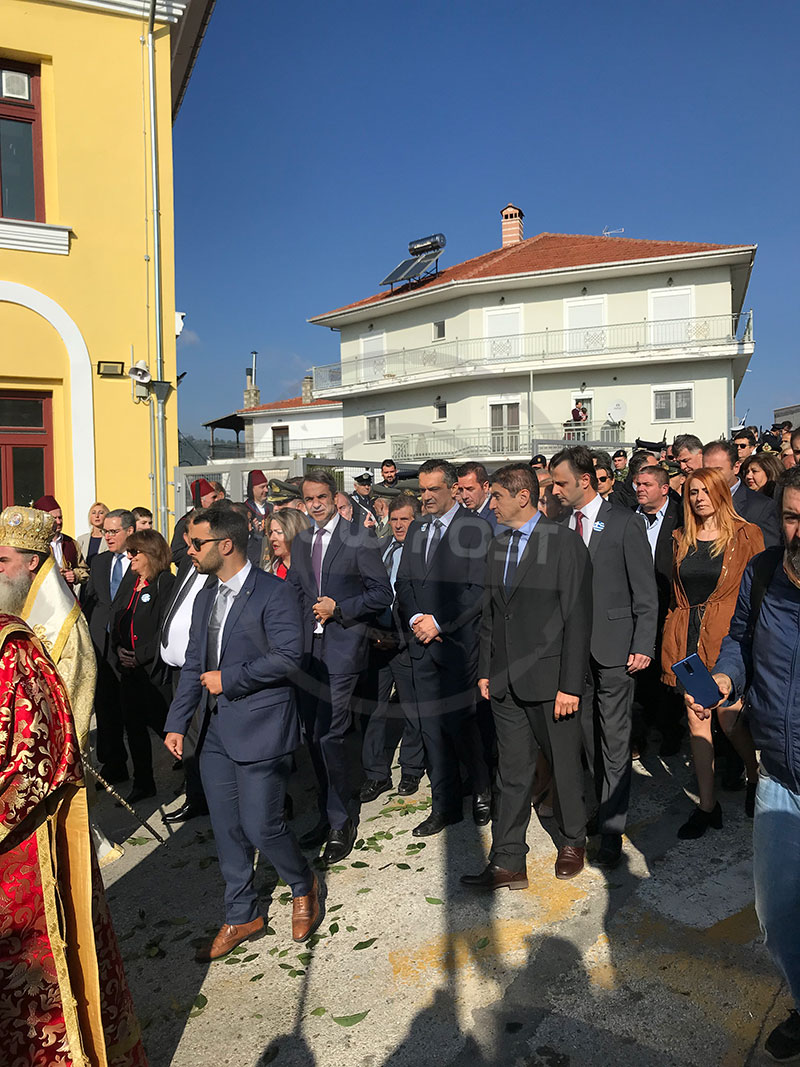 Η έπαρση της σημαίας από τον Κ. Μητσοτάκη στην Καστοριά (εικόνες)