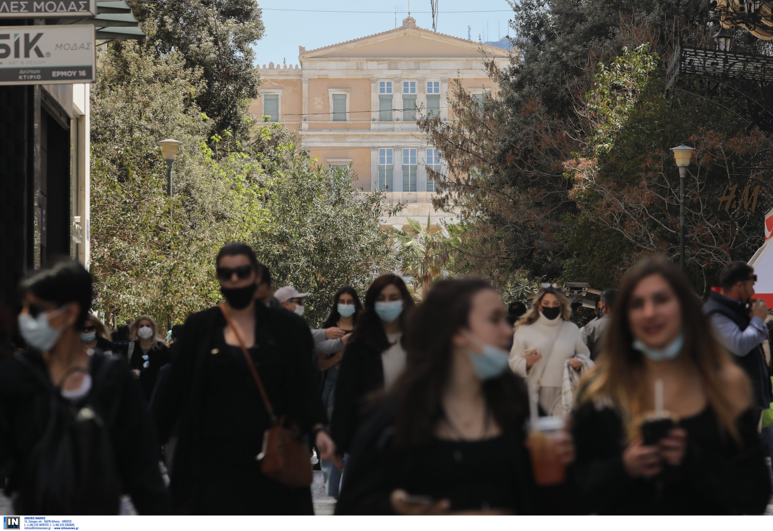Κορωνοϊός: «Ένα βήμα» πιο κοντά στην επιστροφή της μάσκας σε ...
