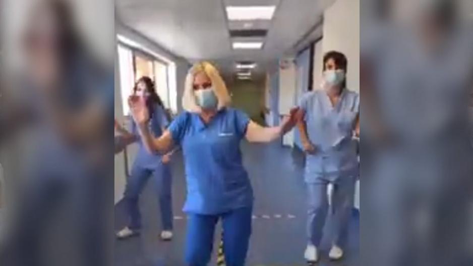 Δείτε βίντεο: Κεφάτες νοσηλεύτριες ξεκινούν τη βάρδια τους