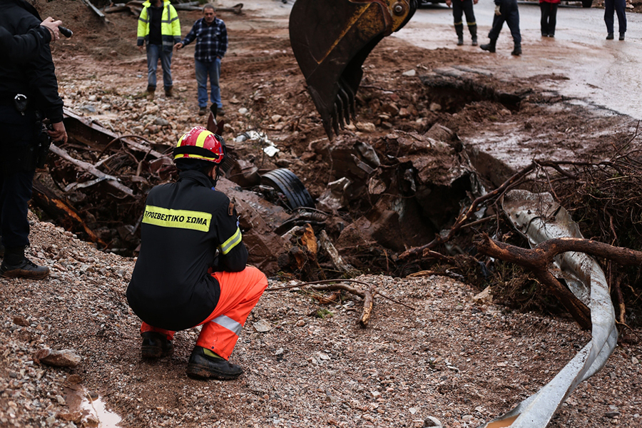 Κραυγή απόγνωσης από τη δήμαρχο Μάνδρας: Δεν μπορούμε να θάψουμε τους ...