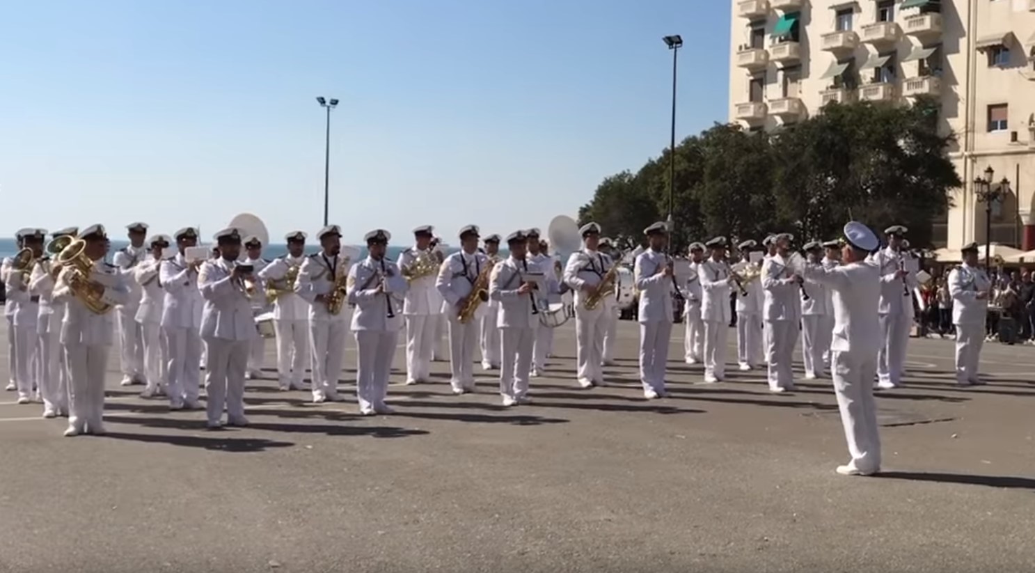 Εντυπωσιακό: Η μπάντα του Πολεμικού Ναυτικού παίζει το… Despacito!