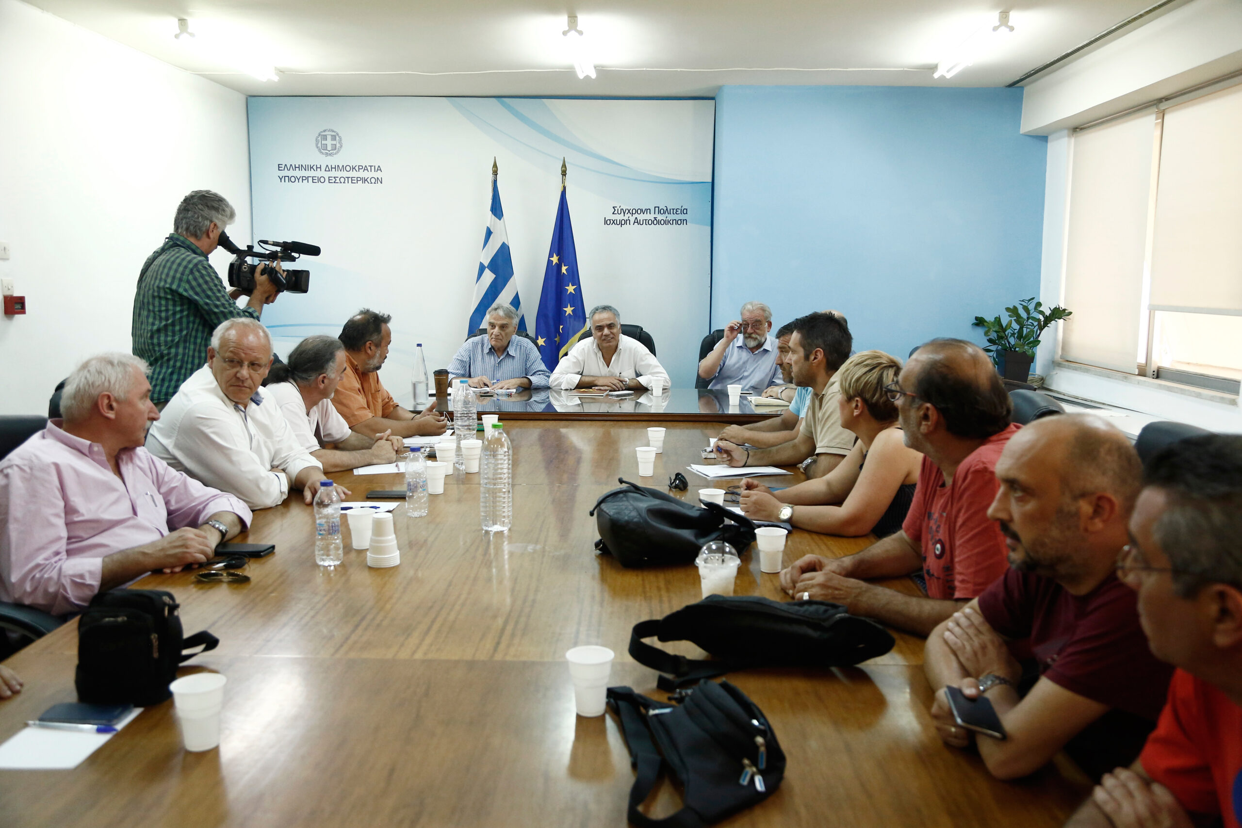 Αιχμάλωτοι των σκουπιδιών οι πολίτες! Η απάντηση της ΠΟΕ-ΟΤΑ στην ...