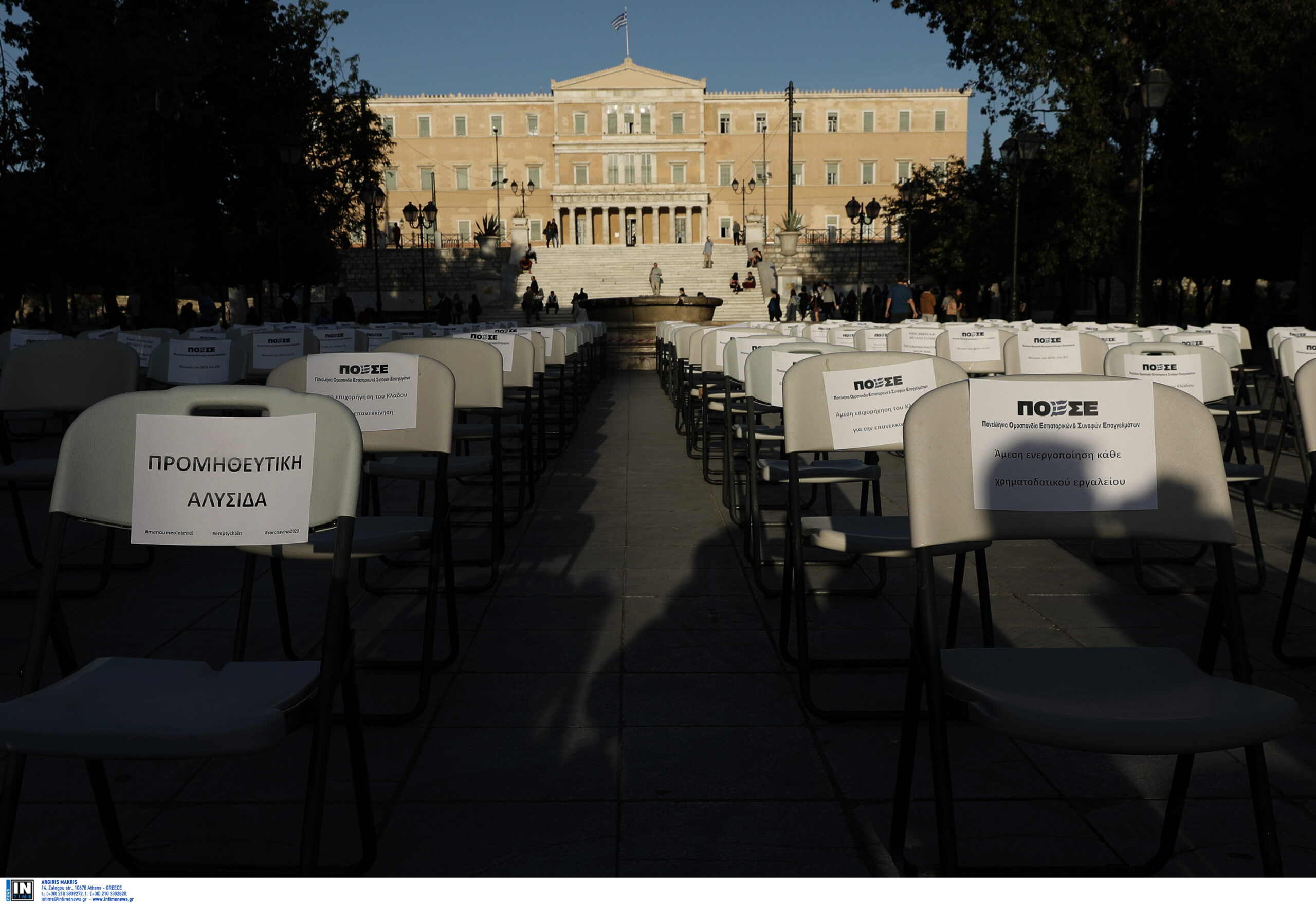 Με «άδειες καρέκλες» γέμισαν οι μεγάλες πόλεις της Ελλάδας (Εικόνες)