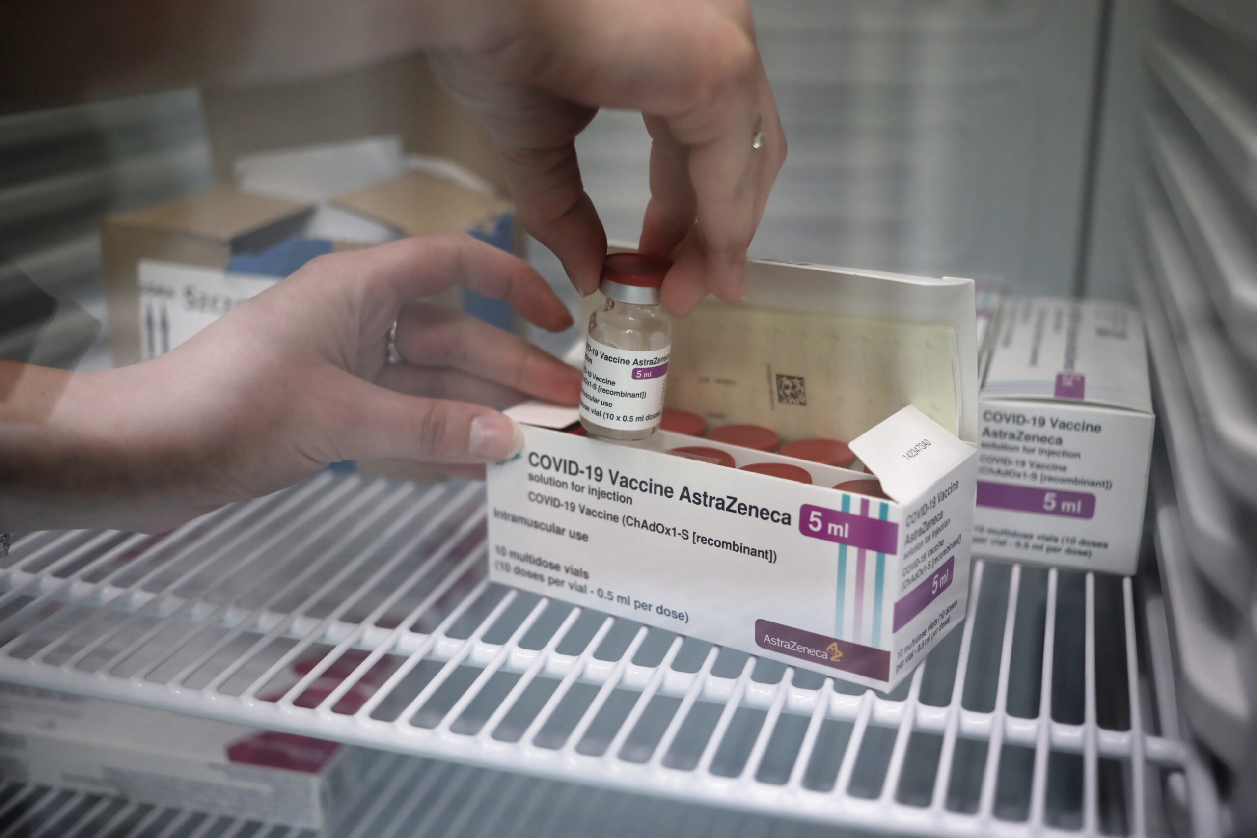 Εμβόλιο AstraZeneca: Αλαλούμ και ανησυχία μετά τις νέες συστάσεις – Τι ...