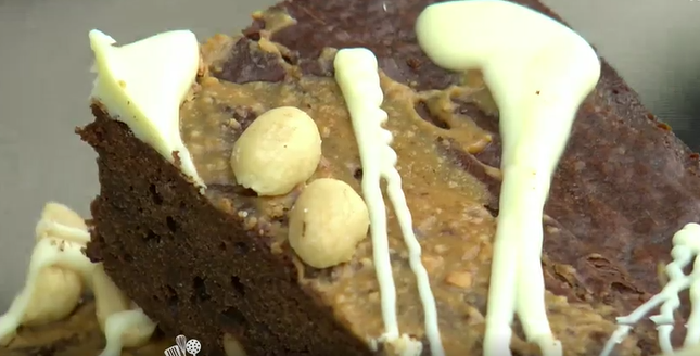Brownies σοκολάτας με φυστικοβούτυρο και λιωμένη κουβερτούρα