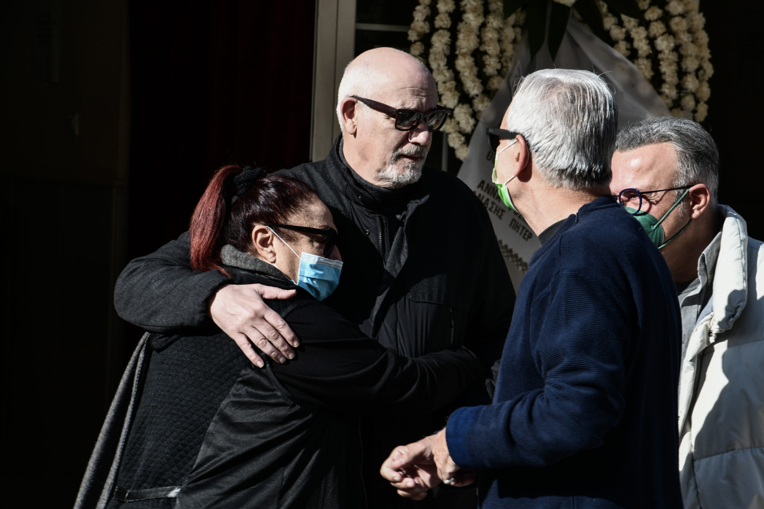 Κηδεία Μίνας Αδαμάκη: Συγγενείς και φίλοι αποχαιρέτησαν τη σπουδαία ηθοποιό