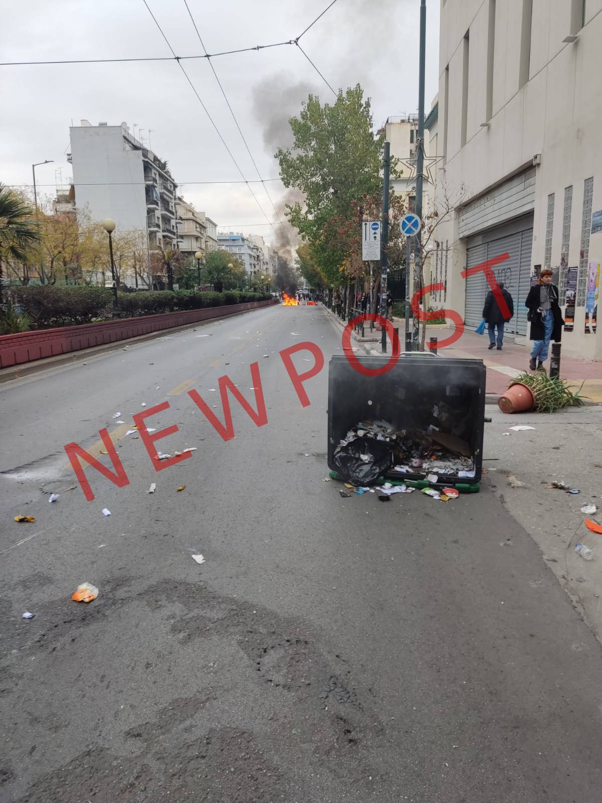 Ένταση στην ΑΣΟΕΕ – 25 προσαγωγές – Φωτιές σε κάδους απορριμμάτων