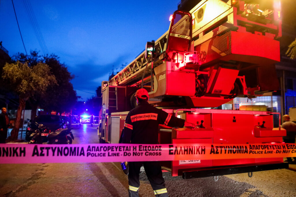 Πειραιάς: Φωτιά σε διαμέρισμα στα Ταμπούρια – Αναφορές για άτομα στα ...