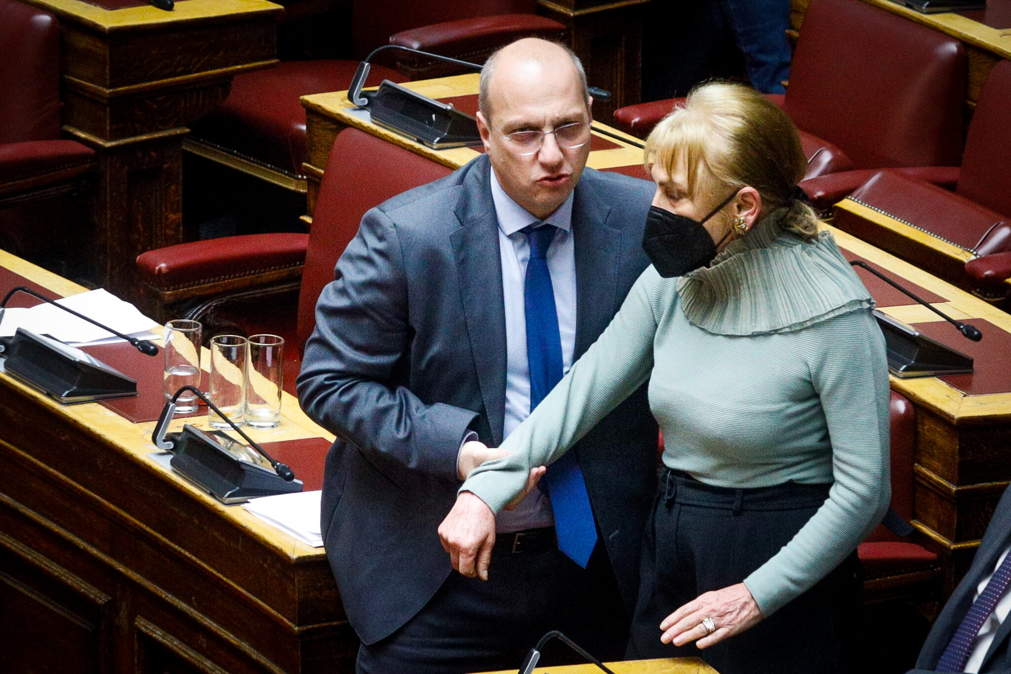 Θερμό επεισόδιο στη Βουλή: Η Φωτεινή Πιπιλή πήγε να ζητήσει το λόγο στα ...