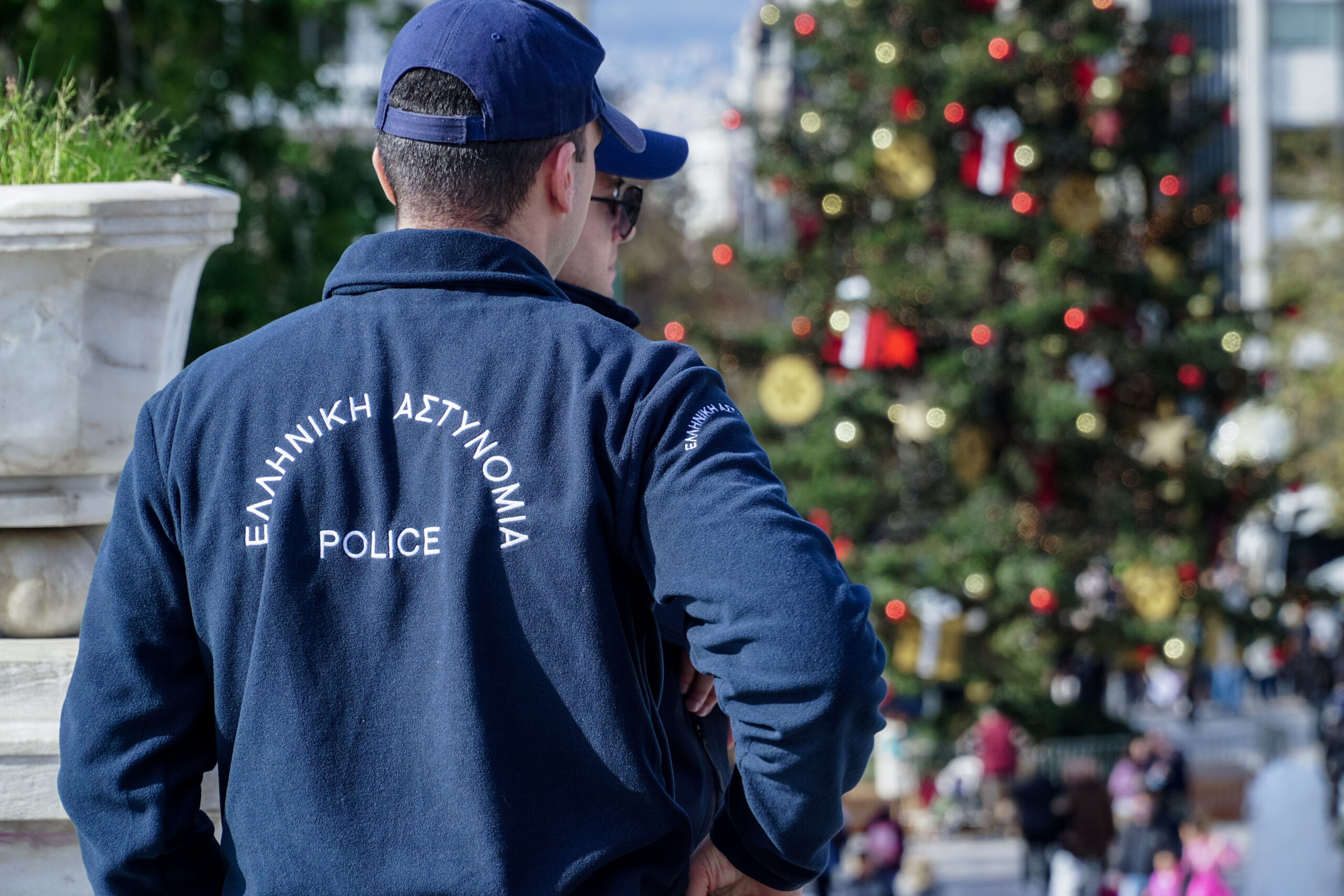 Σοκ στο Σύνταγμα: Μαχαίρωσαν 16χρονη στο μηρό με πεταλούδα