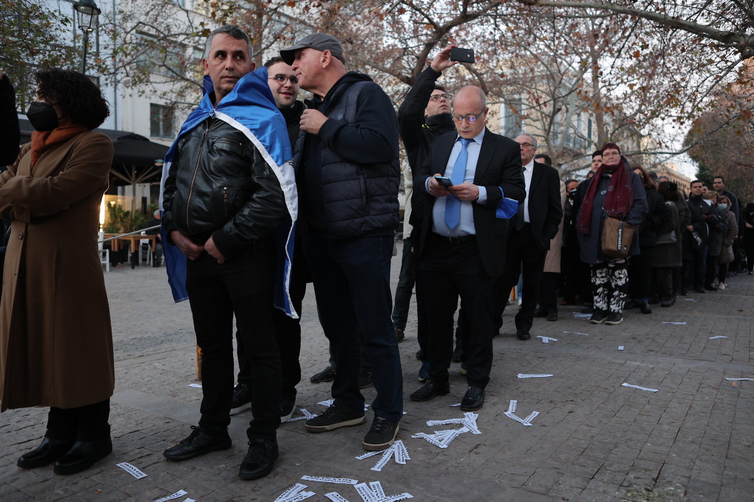 Κηδεία τέως βασιλιά Κωνσταντίνου: Πέταξαν φέιγ βολάν και φώναξαν ...