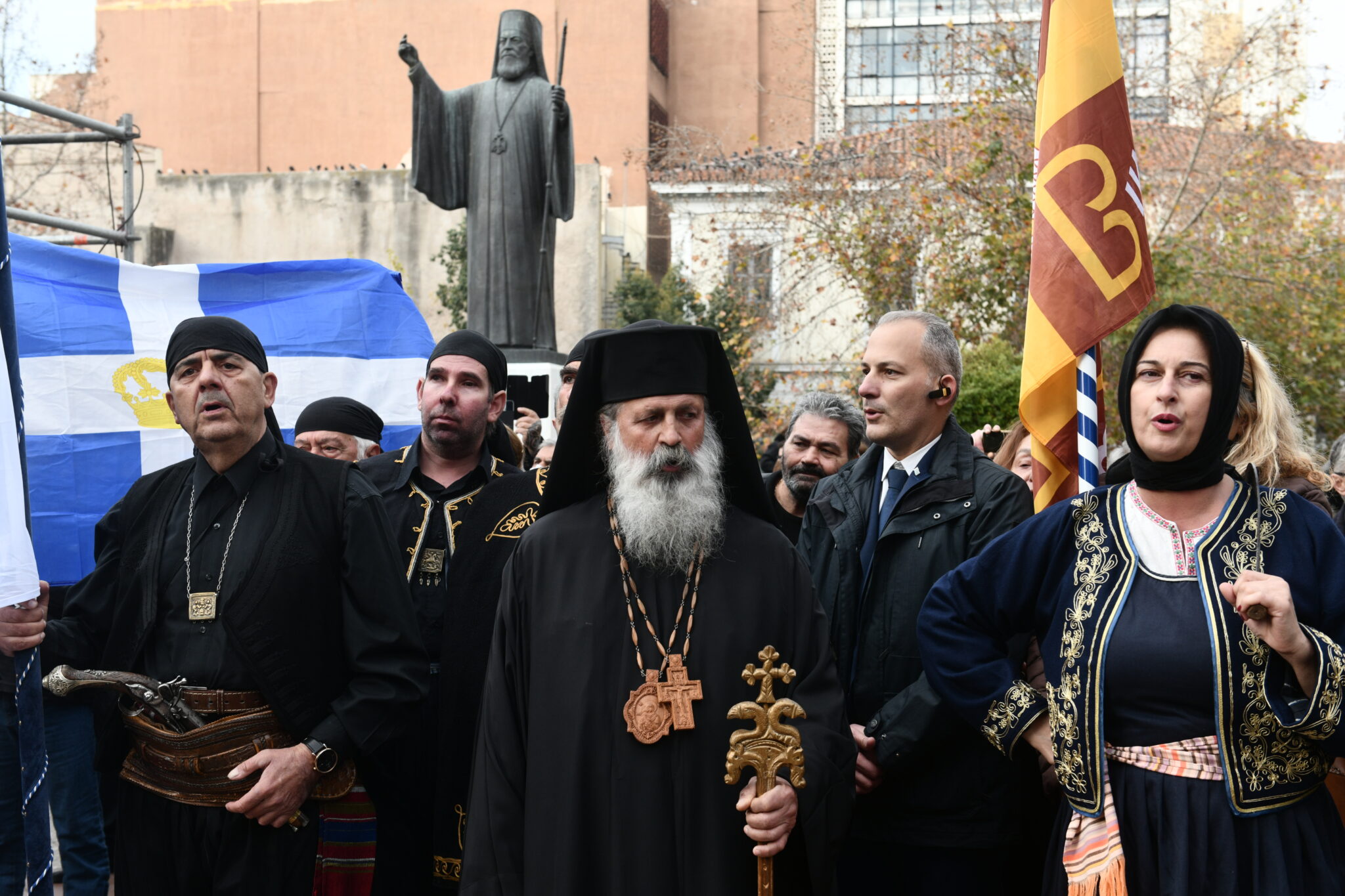 Κηδεία τεως βασιλιά: «Απαρηγόρητοι» αποχαιρετούν τον έκπτωτο – Πήγαν με ...