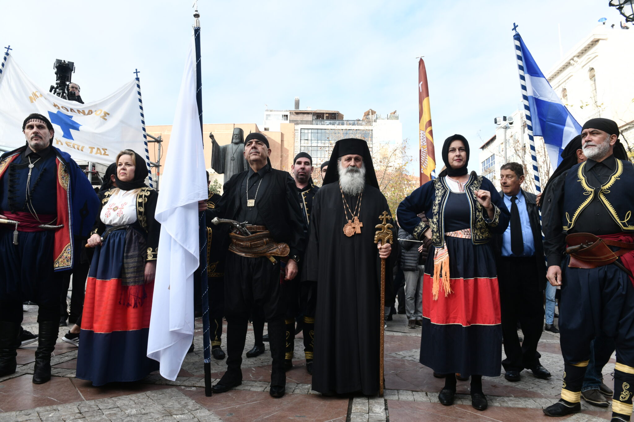 Κηδεία τεως βασιλιά: «Απαρηγόρητοι» αποχαιρετούν τον έκπτωτο – Πήγαν με ...