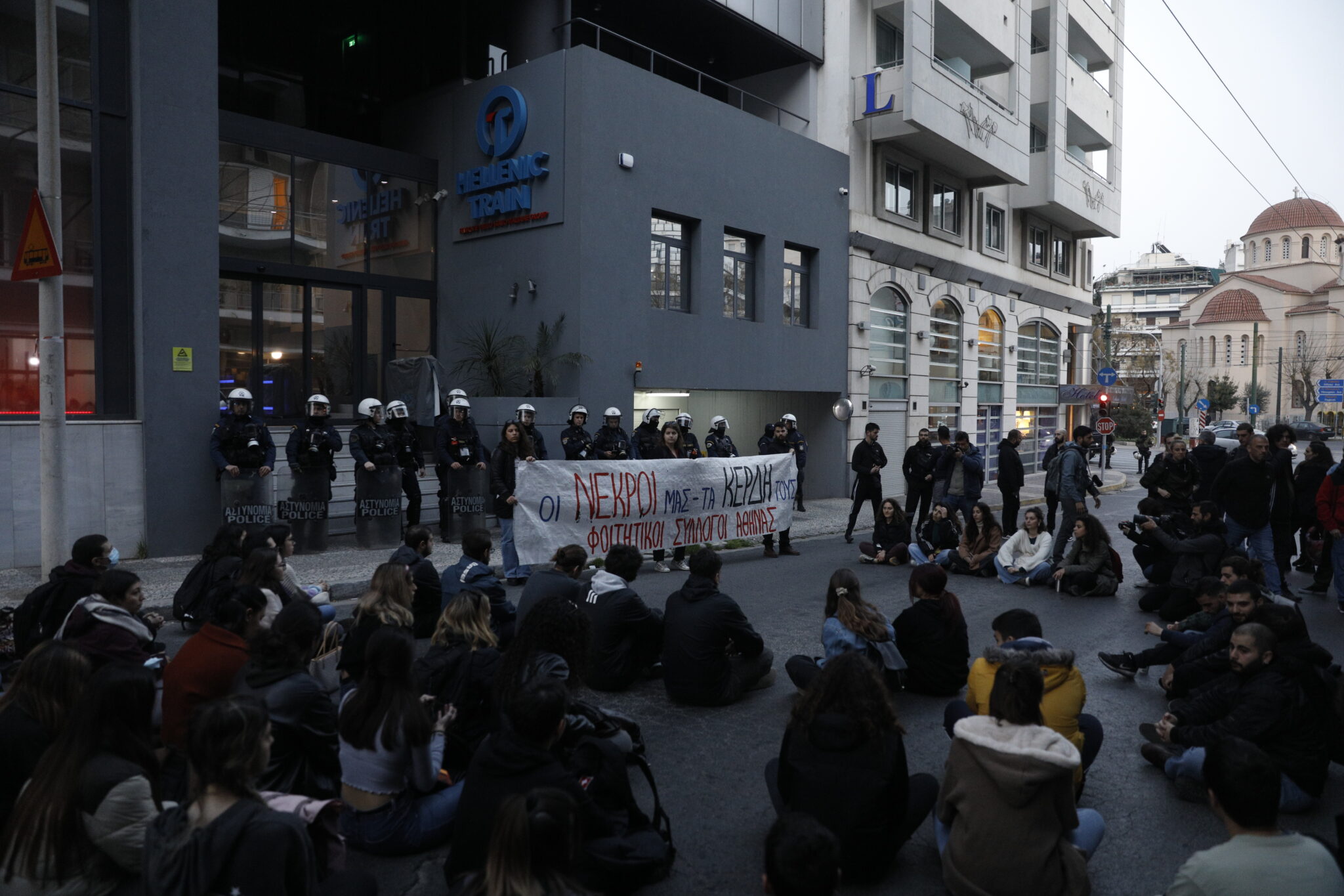 Τραγωδία στα Τέμπη: Συγκέντρωση έξω από τα γραφεία της Hellenic Train ...