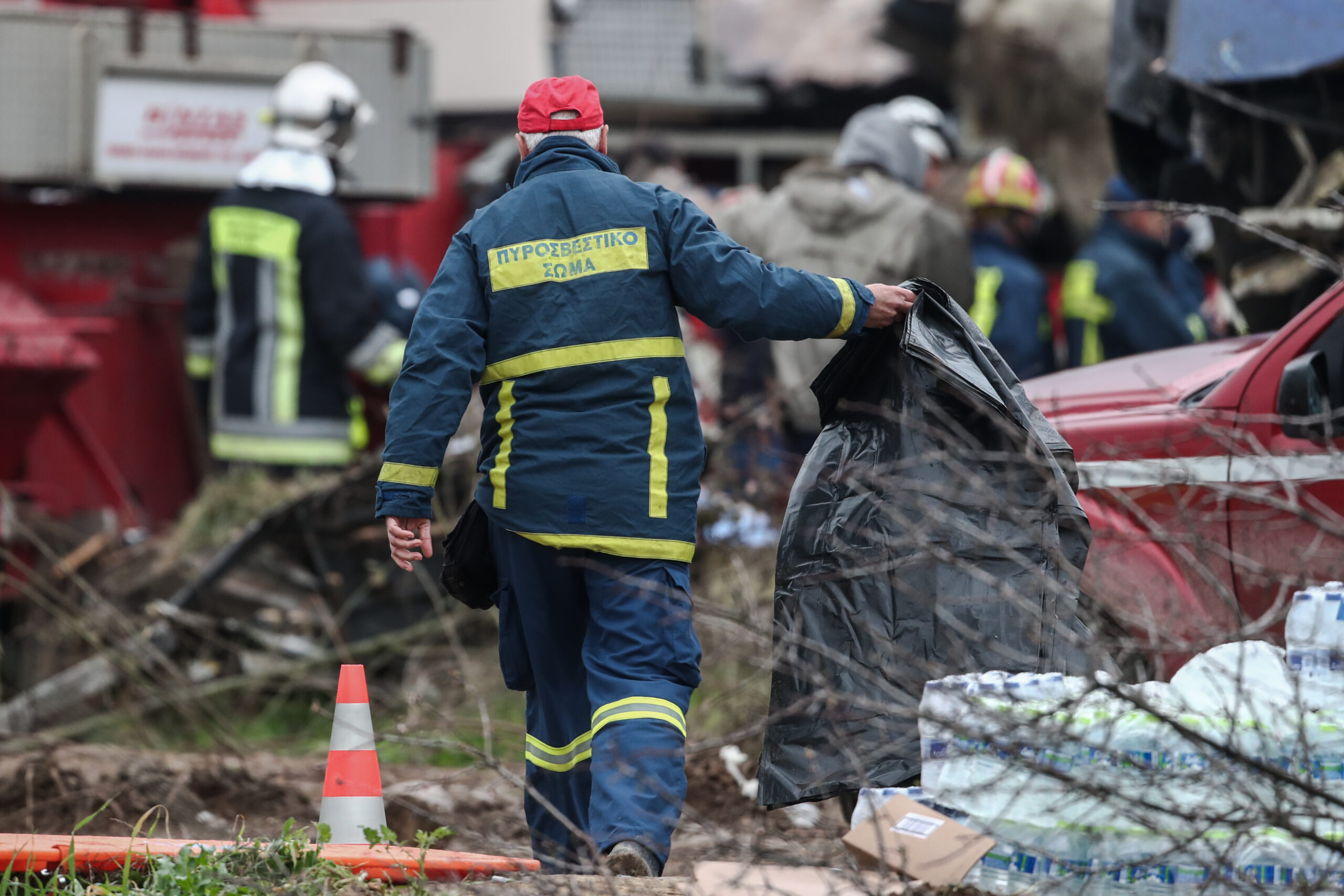 Φωτιά σε τρία σταθμευμένα αυτοκίνητα στη Θεσσαλονίκη