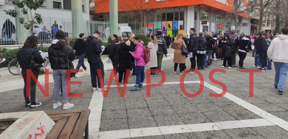 Τραγωδία στα Τέμπη: Συγκινητικές εικόνες στην κεντρική πλατεία της ...