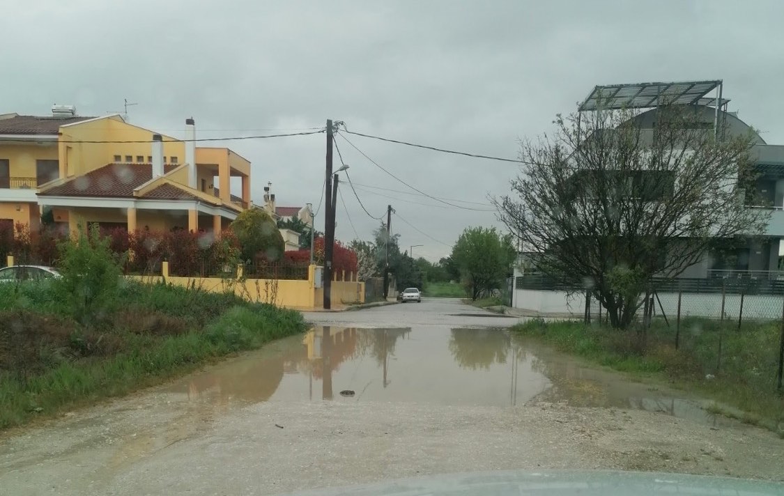 Λάρισα: Χρειάζονται… βάρκα για να φτάσουν στα σπίτια τους