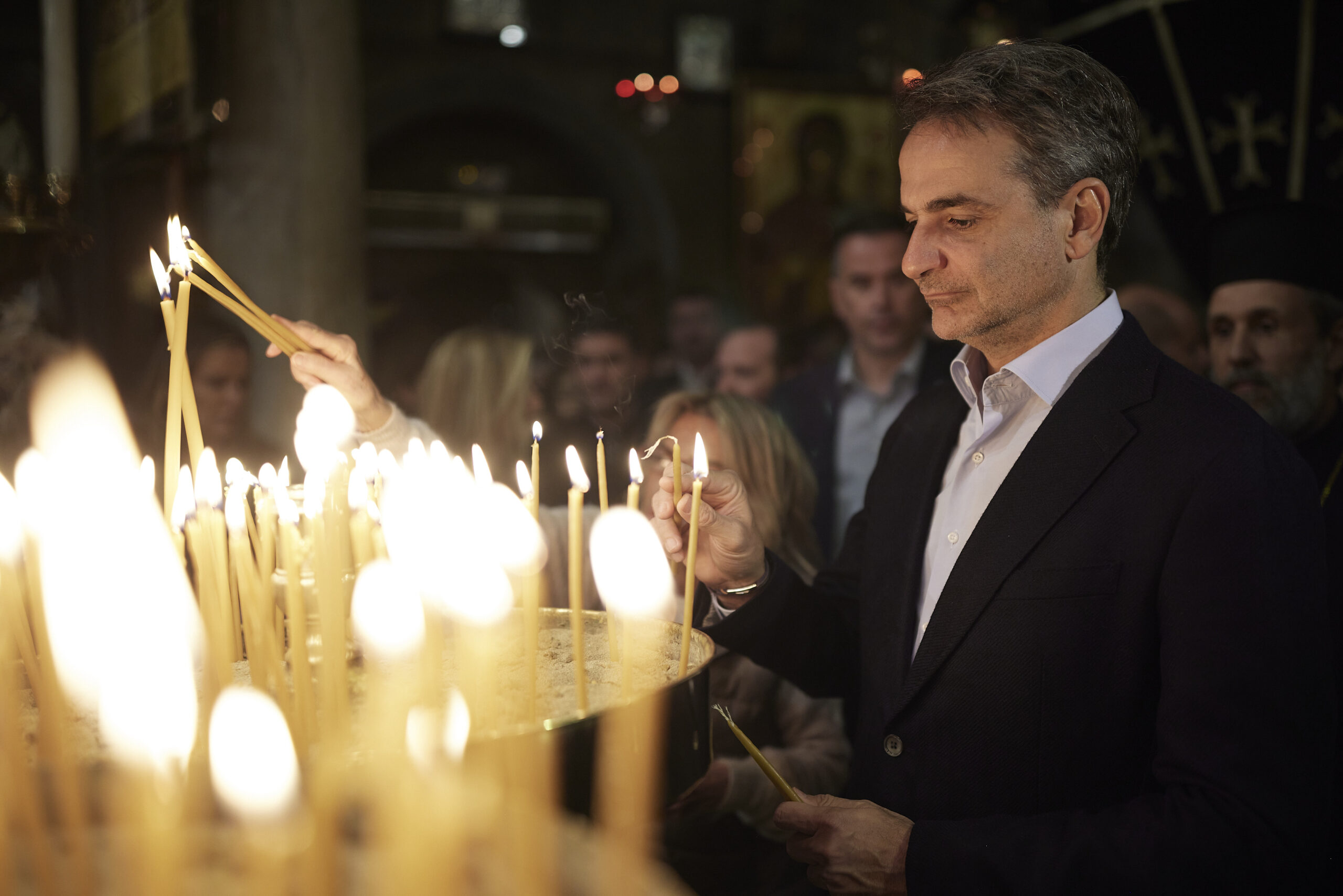 Στον Επιτάφιο της Τήνου ο Κυριάκος Μητσοτάκης με τη σύζυγό του