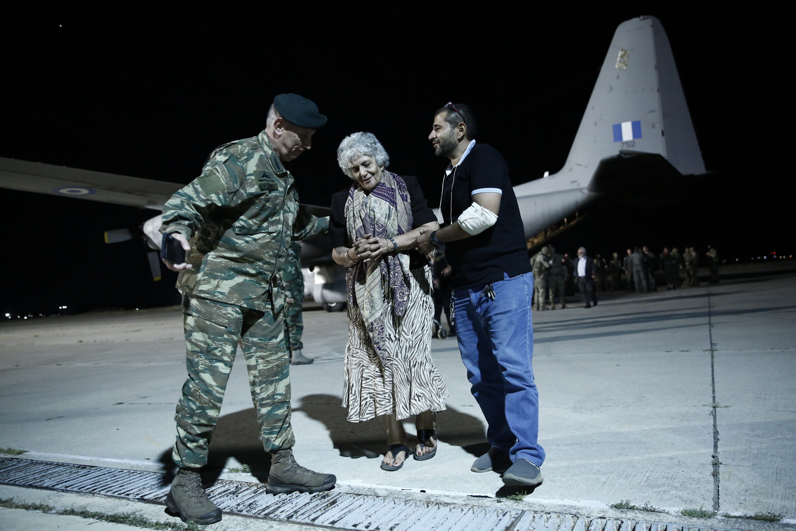 Στην Ελευσίνα το C-130 που μετέφερε 39 άτομα από το Σουδάν – «Αποστολή ...