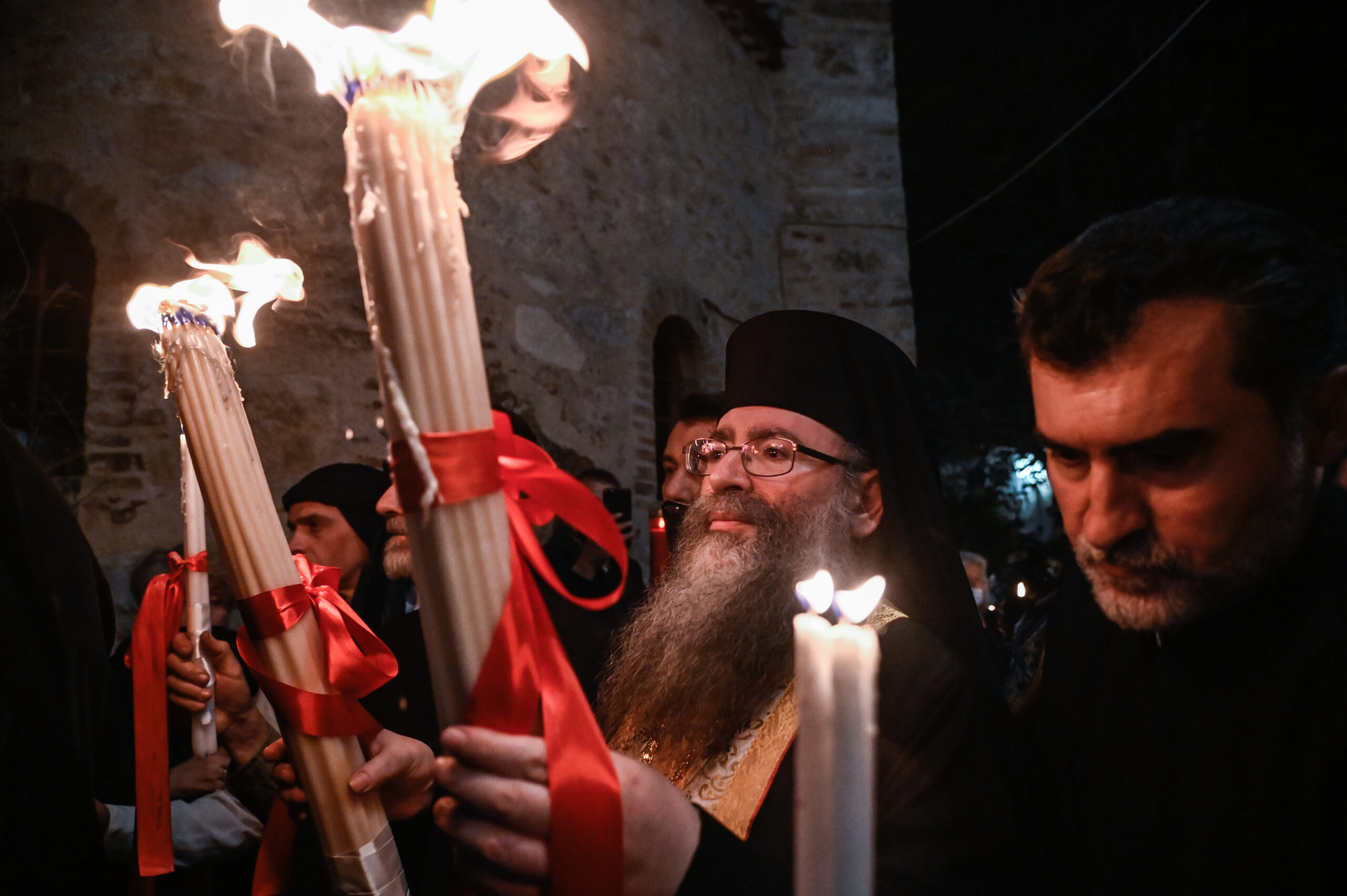 Πάσχα 2023: Το απόγευμα του Μεγάλου Σαββάτου το Άγιο Φως στην Ελλάδα ...