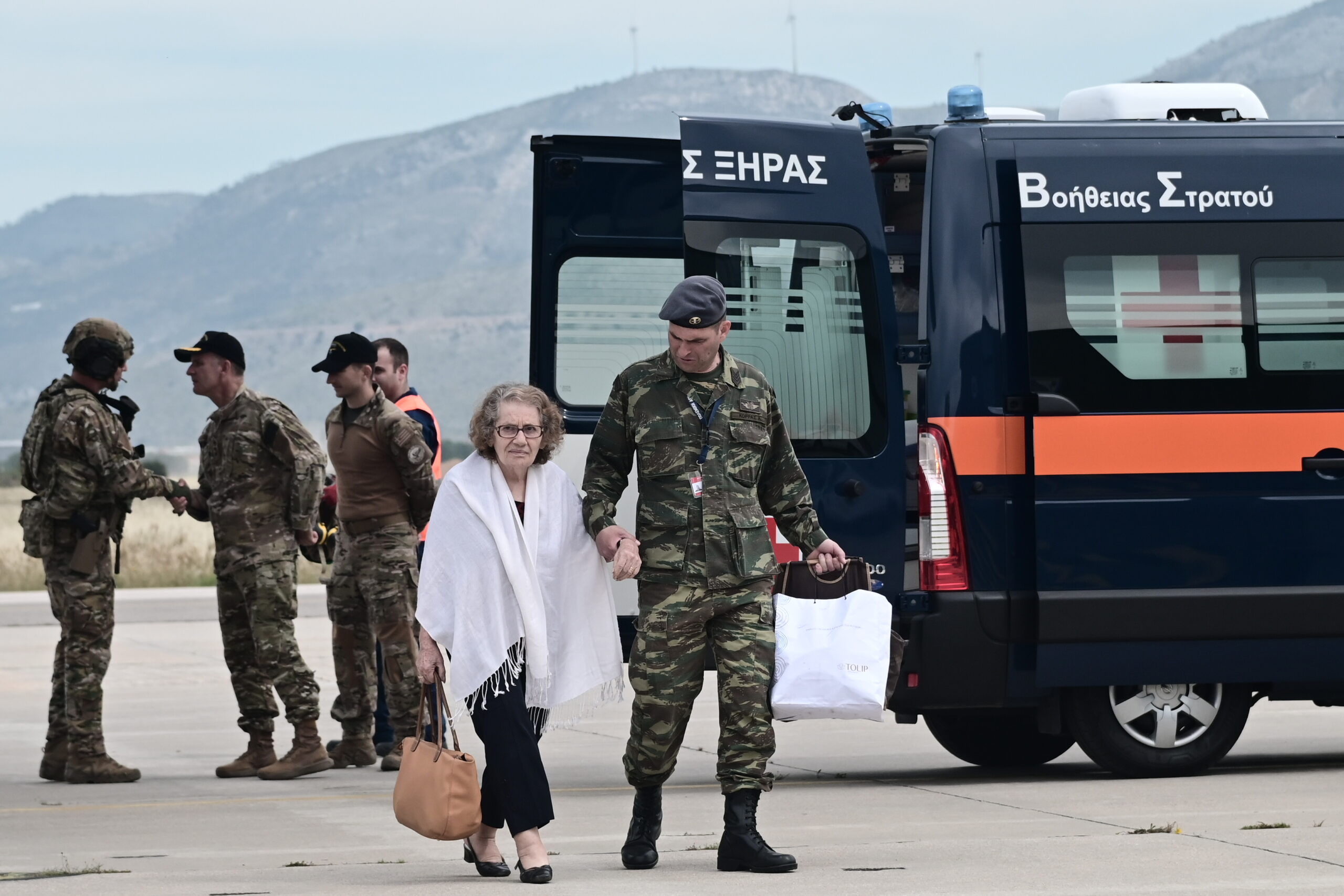 Σουδάν: Έφτασαν στην Ελευσίνα οι πρώτοι Έλληνες που απεγκλωβίστηκαν