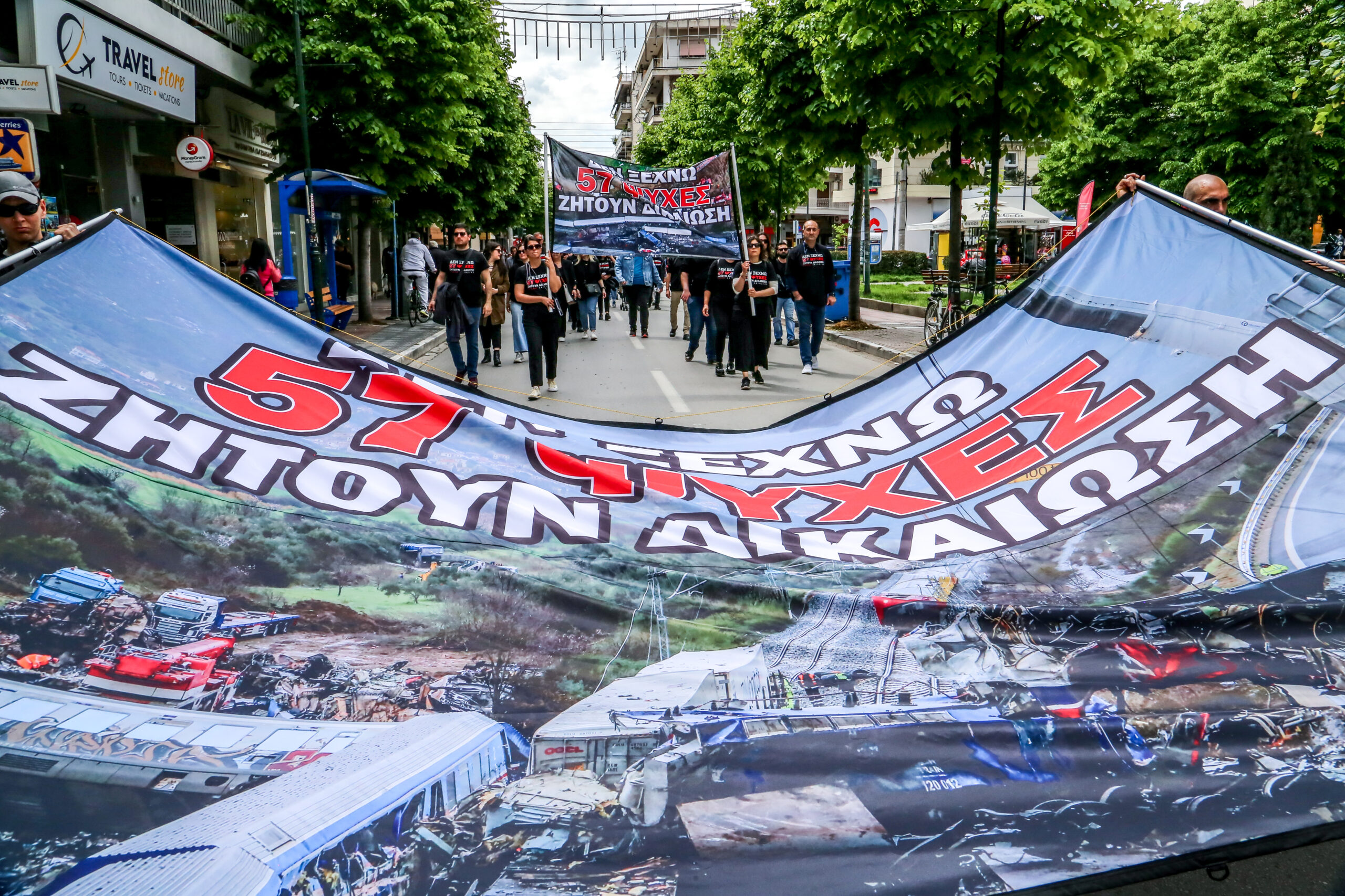 Τέμπη: Πορεία διαμαρτυρίας στην Λάρισα – Συγγενείς των θυμάτων ...