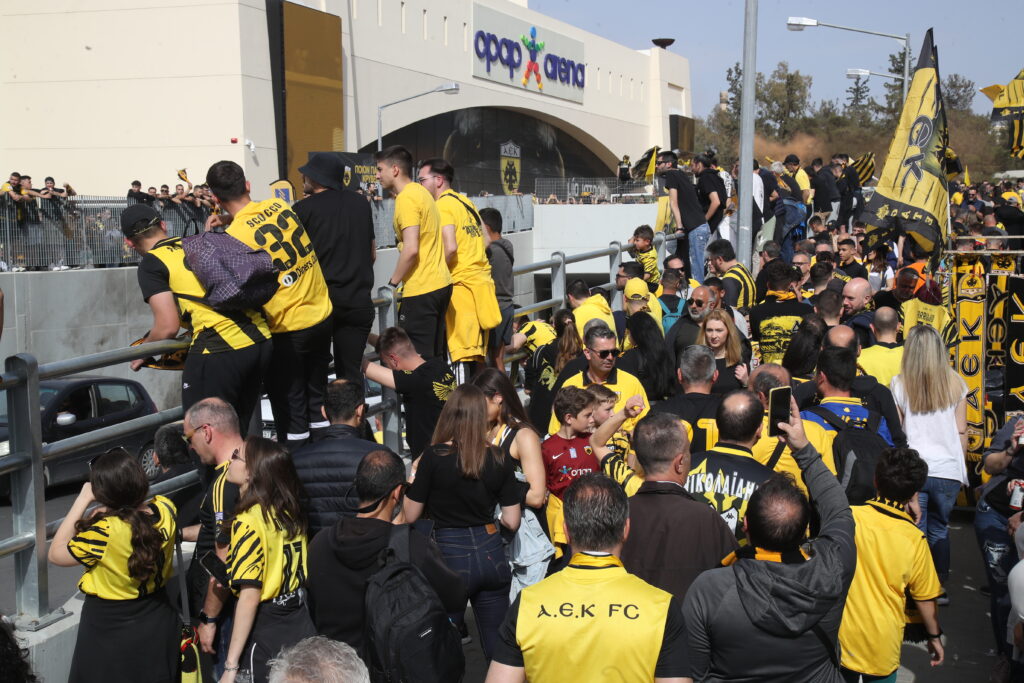 AEK: Τρέλα έξω από την Αγιά Σοφιά – 50.000 κόσμος 3 ώρες πριν από την ...