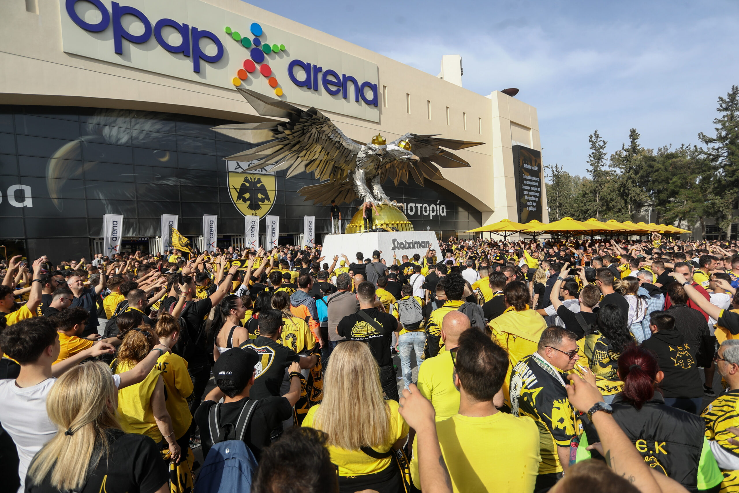 Το αδιαχώρητο μέσα και έξω από την ‘OPAP Arena’ από τους φίλους της ΑΕΚ ...