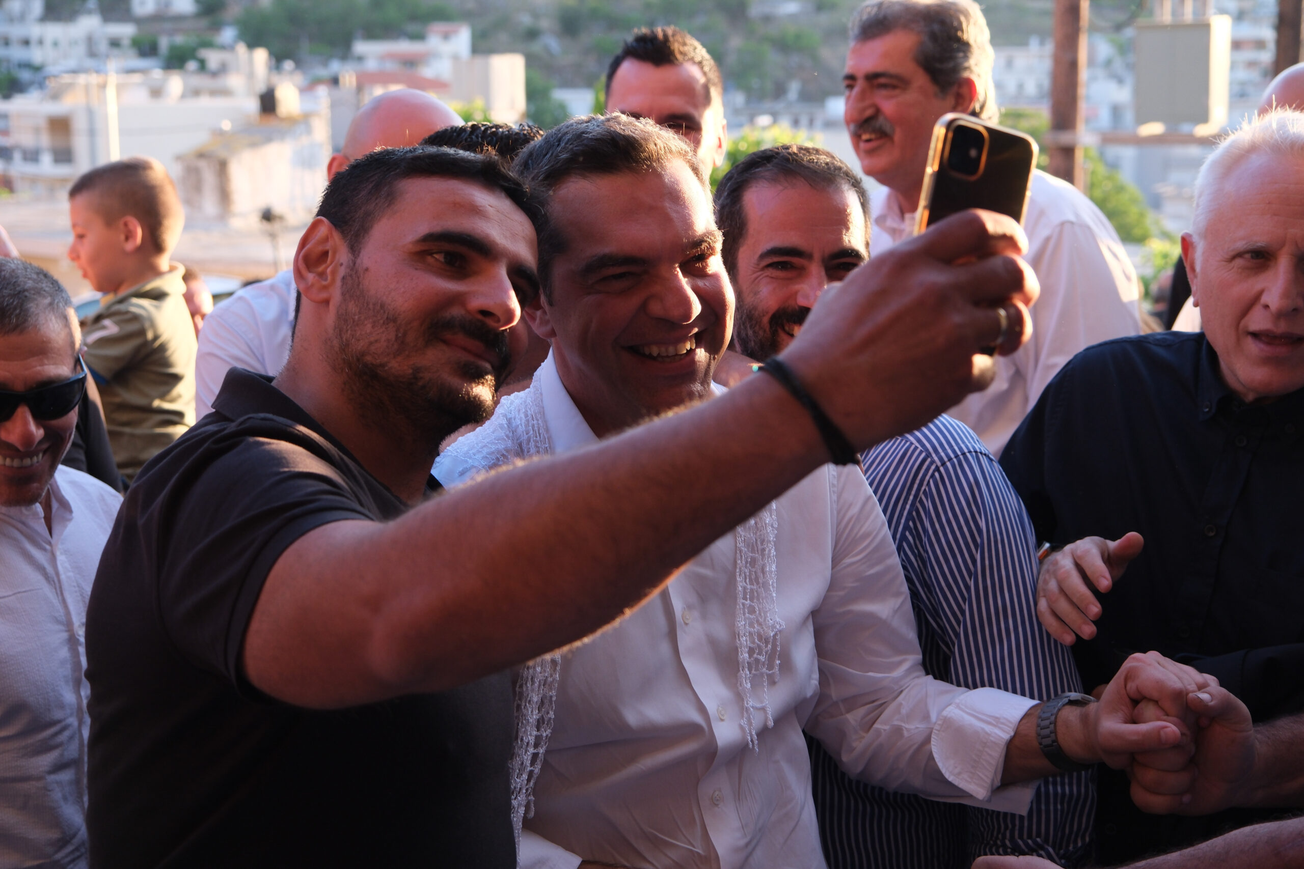 Υποδοχή με μαντινάδες στον Αλέξη Τσίπρα στα Ζωνιανά – Η ρακή, οι ...