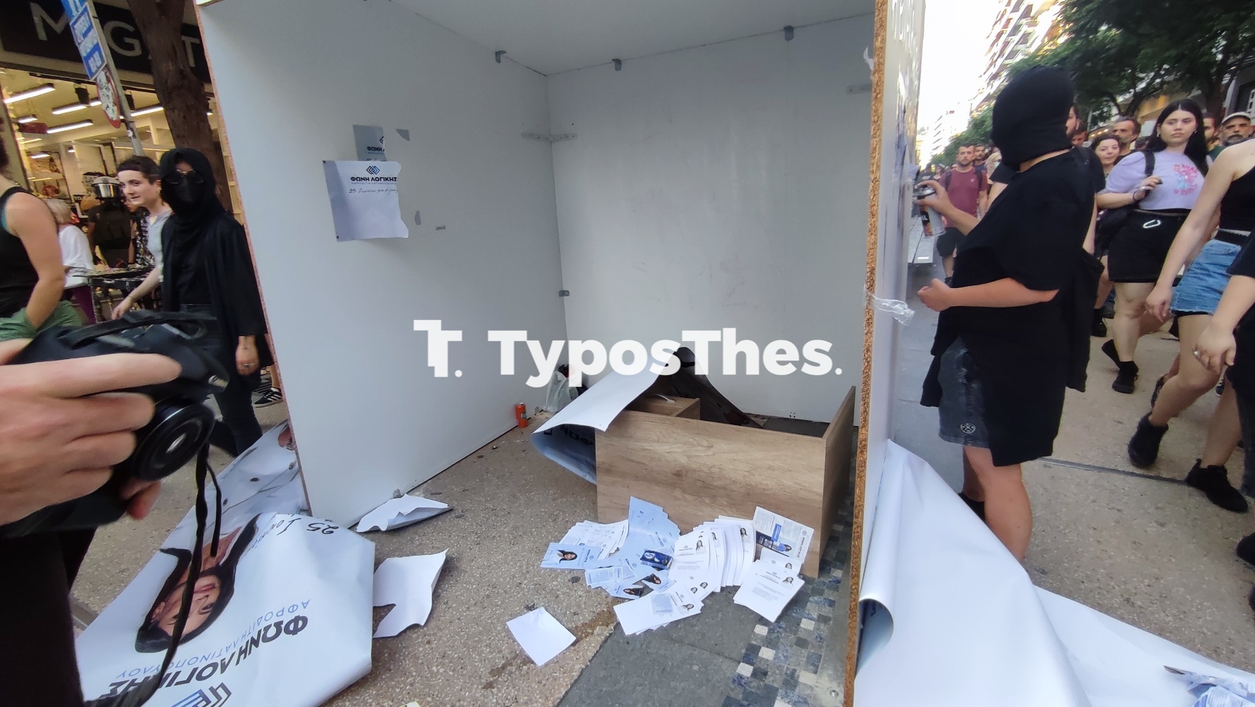 Θεσσαλονίκη: Βανδάλισαν το προεκλογικό περίπτερο της Λατινοπούλου (φωτό)