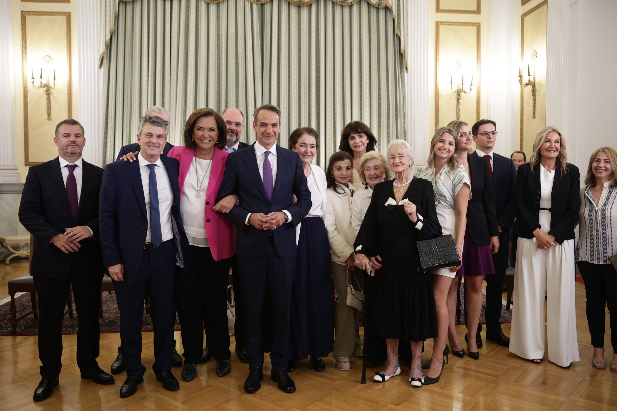 Μητσοτάκης: Οικογενειακώς στο Προεδρικό Μέγαρο – Στο πλευρό του η ...
