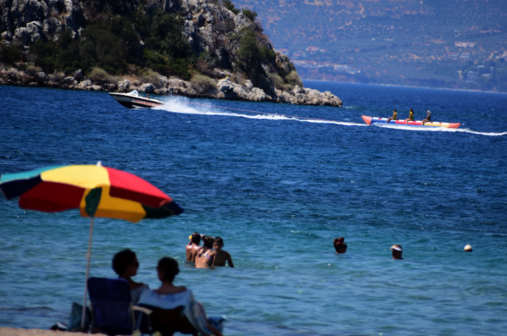 Οι παραλίες της Αττικής που είναι ακατάλληλες για κολύμπι