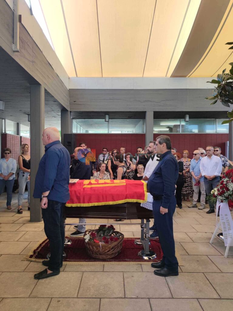 Πάτρα – Kηδεία Α. Αντωνόπουλου: Με τη σημαία του ΚΚΕ στο φέρετρο το ...