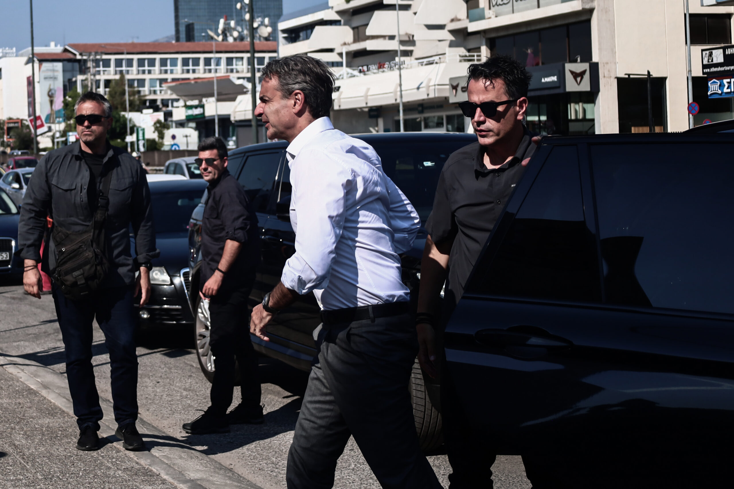 Μητσοτάκης: Στο Συντονιστικό Κέντρο Επιχειρήσεων της Πολιτικής ...