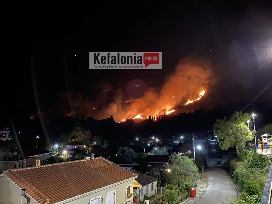 Μαίνεται η πυρκαγιά στην Κεφαλονιά στην Αγία Ειρήνη – Έξι πτητικά μέσα ...