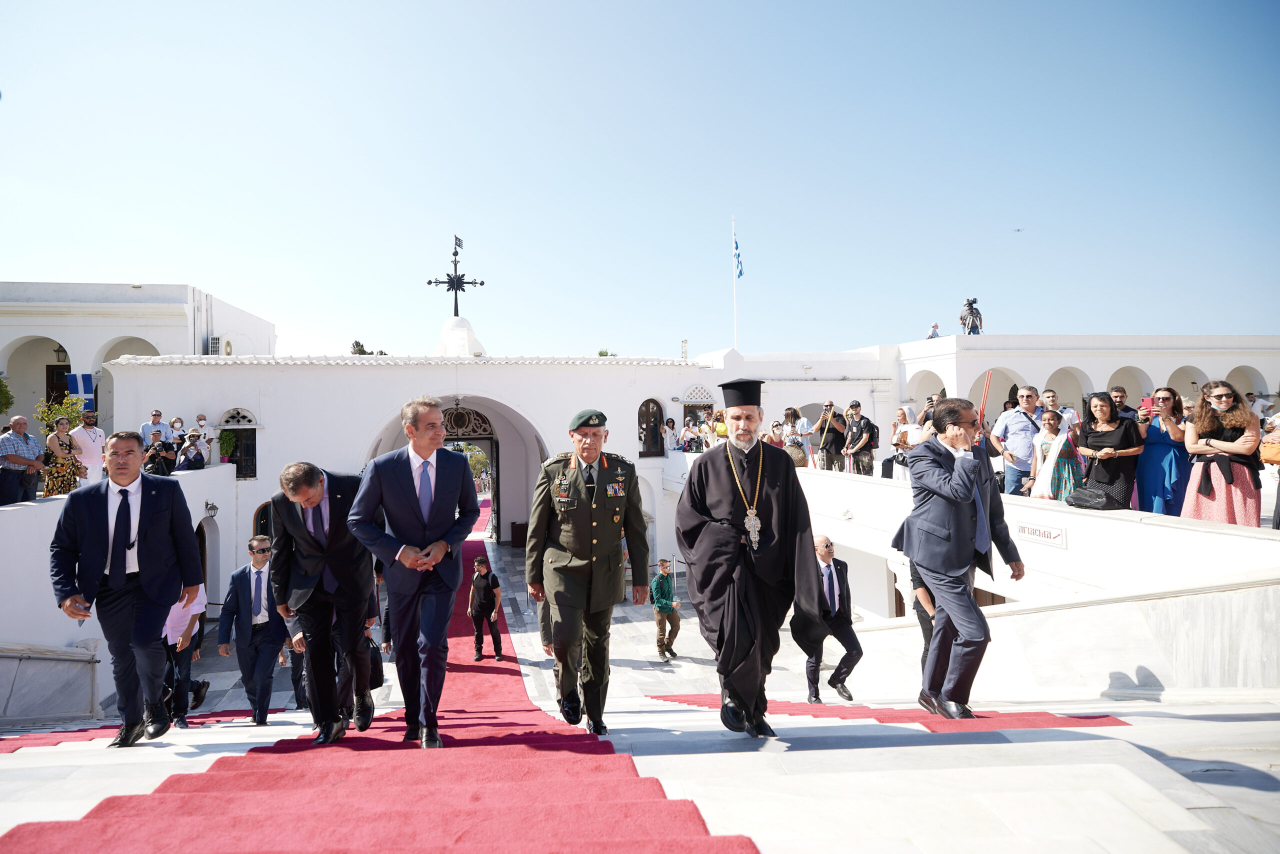 Ολοκληρώθηκε η Αρχιερατική Λειτουργία και η Λιτάνευση της Ιερής Εικόνας ...
