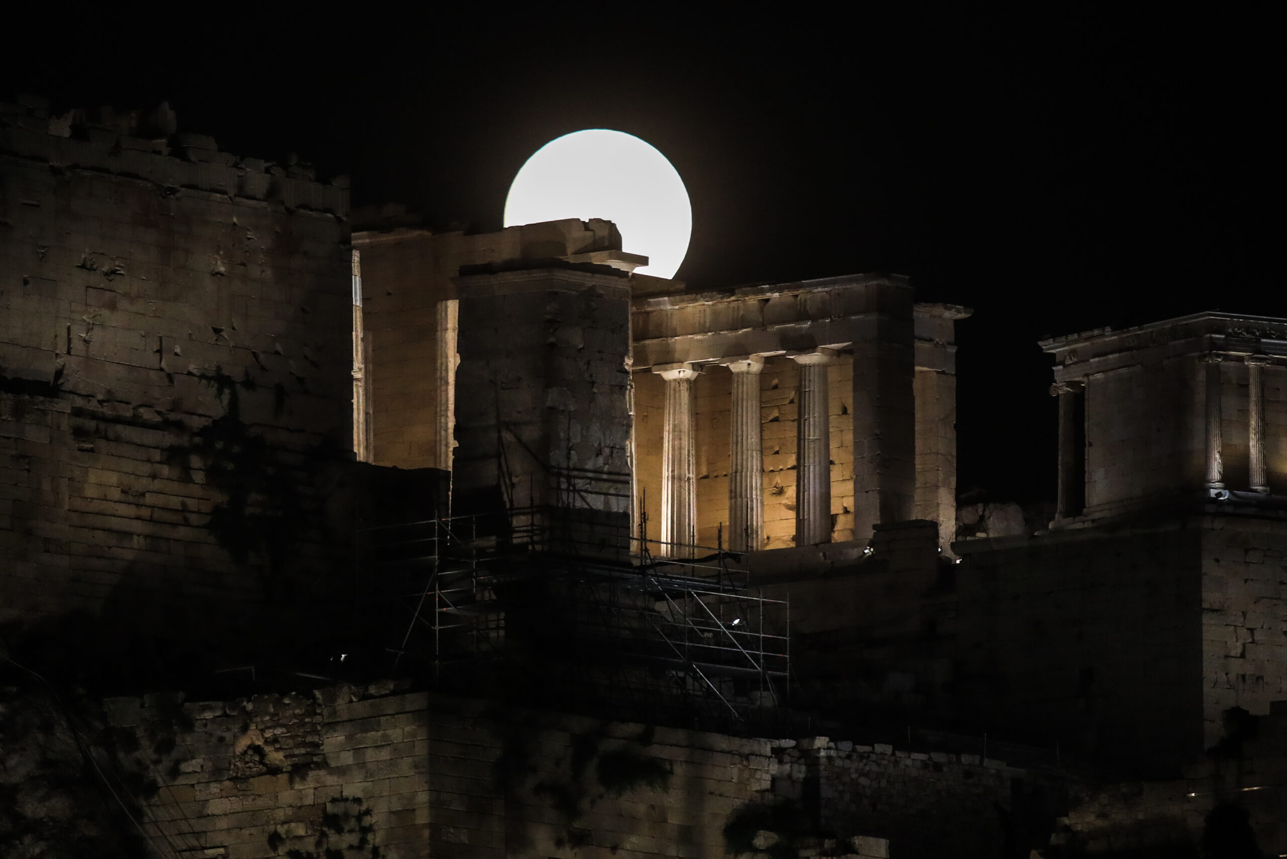 Η πιο επιβλητική Πανσέληνος του 2023 μας «κλείνει το μάτι» – Ο ...