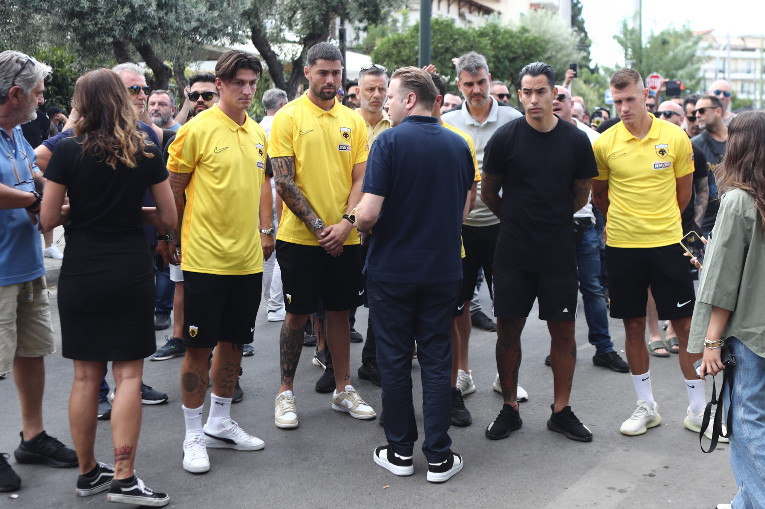 Δολοφονία στη Νέα Φιλαδέλφεια: Οι αρχηγοί της ΑΕΚ άφησαν λουλούδια στο ...