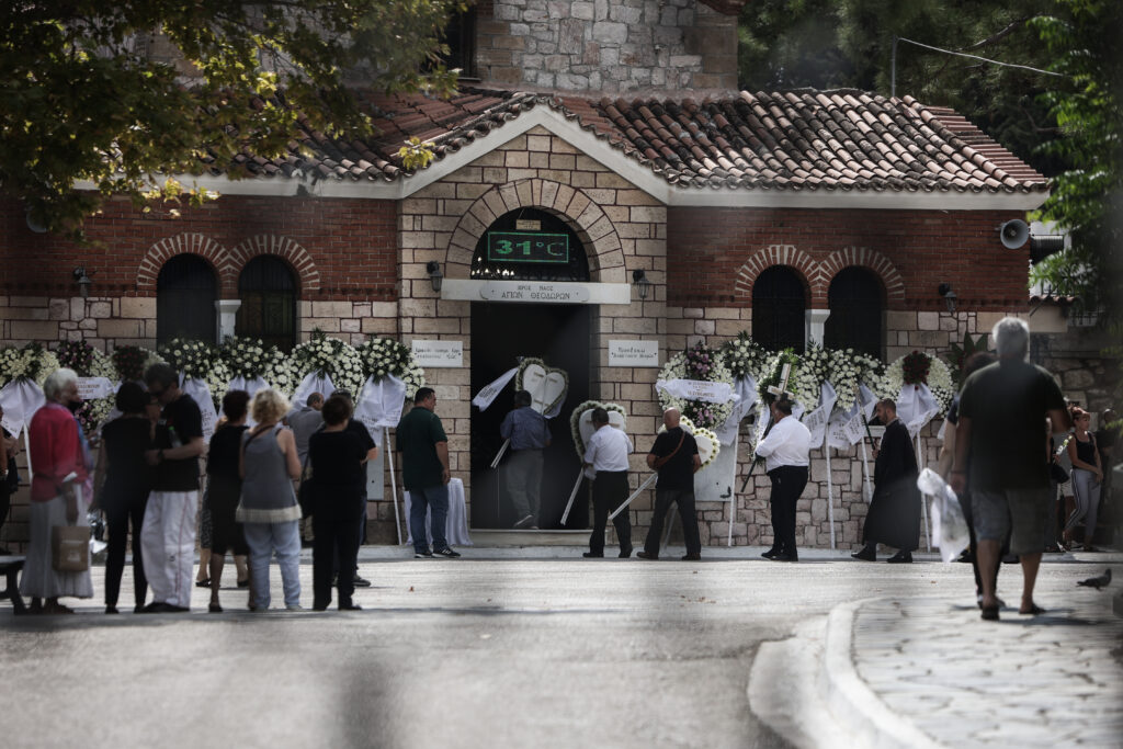 Οδύνη στην κηδεία του 11χρονου που πνίγηκε στην Ικαρία – Απαρηγόρητος ο ...