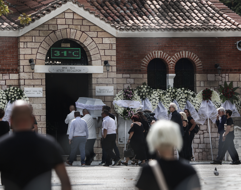 Οδύνη στην κηδεία του 11χρονου που πνίγηκε στην Ικαρία – Απαρηγόρητος ο ...
