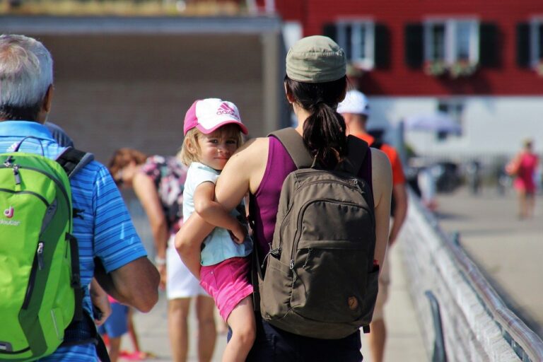 «Νταντάδες της Γειτονιάς»: Ανοίγει η πλατφόρμα στις 24 Απριλίου – Ποιοι ...